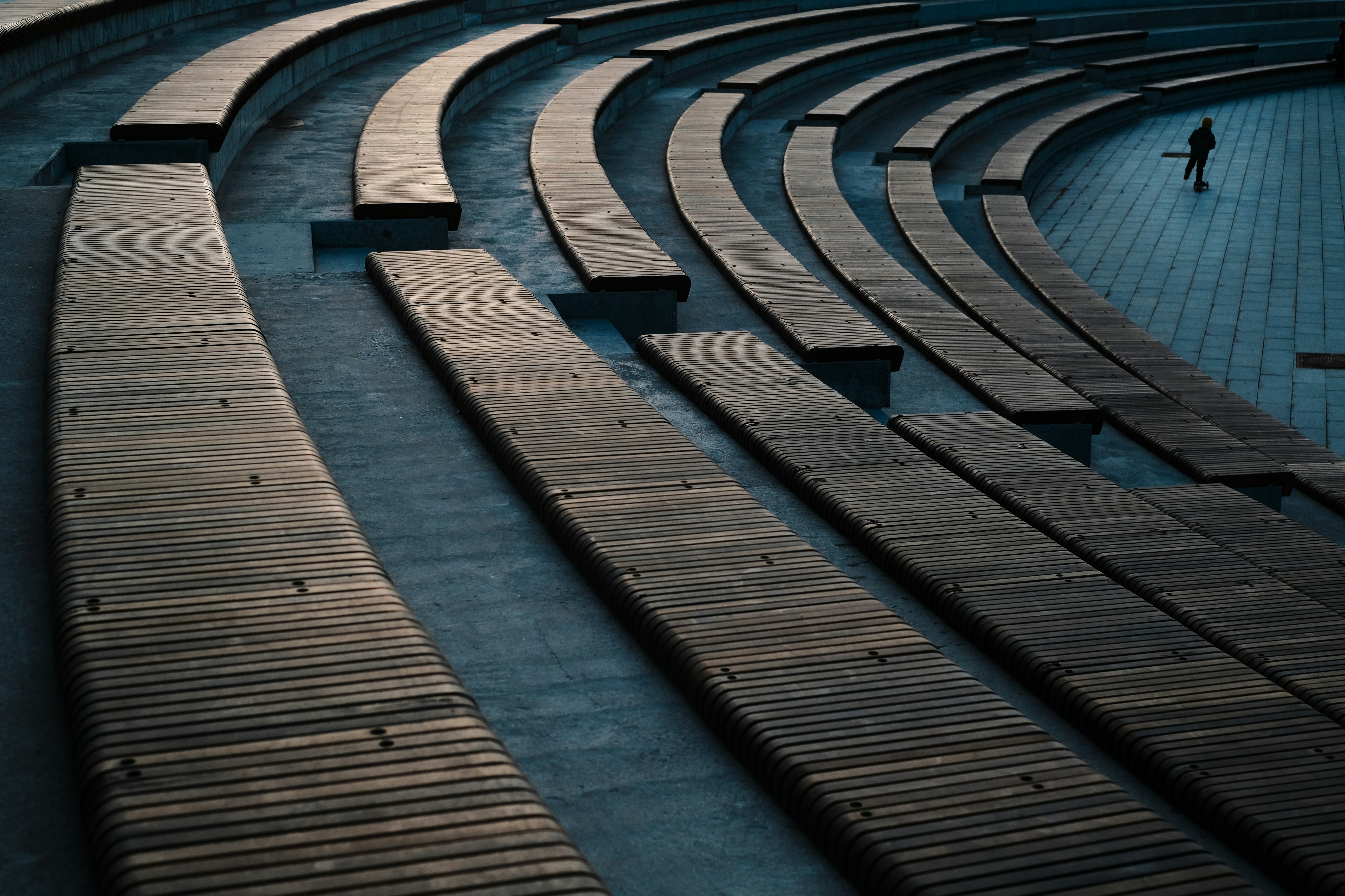 Echoes of Solitude in Curved Geometry