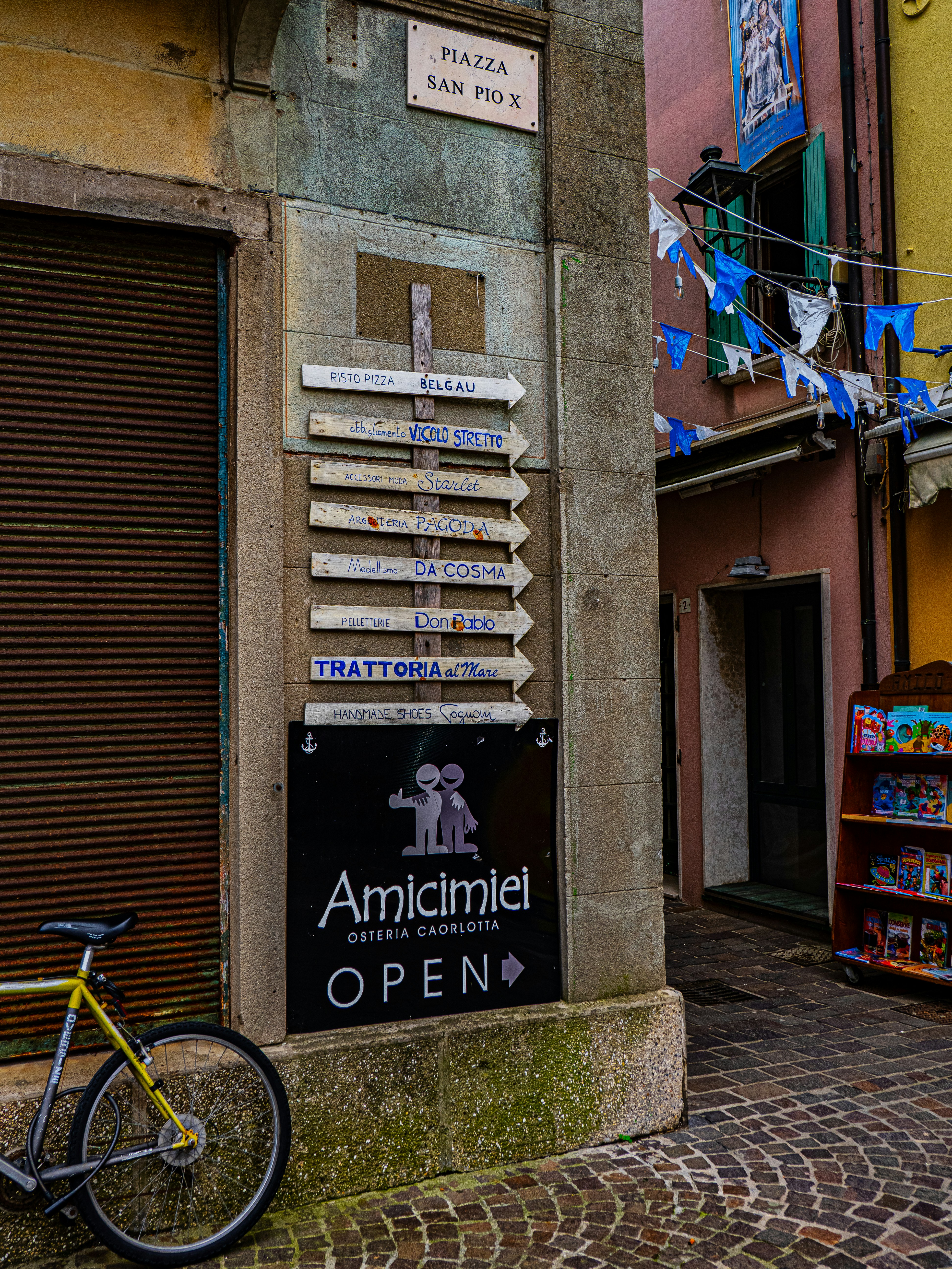Guiding Paths in a Hidden Italian Corner