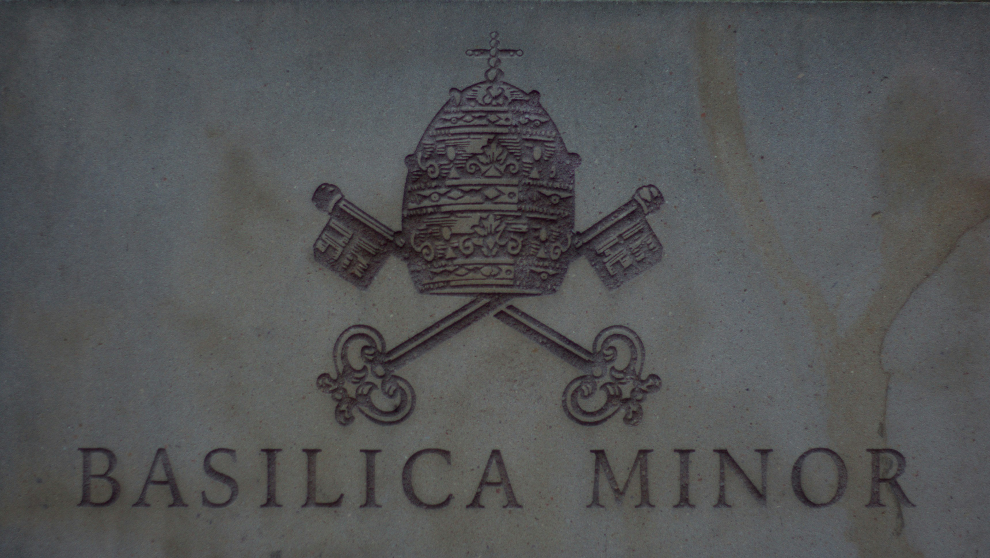 Papal keys and tiara emblem with basilica minor text