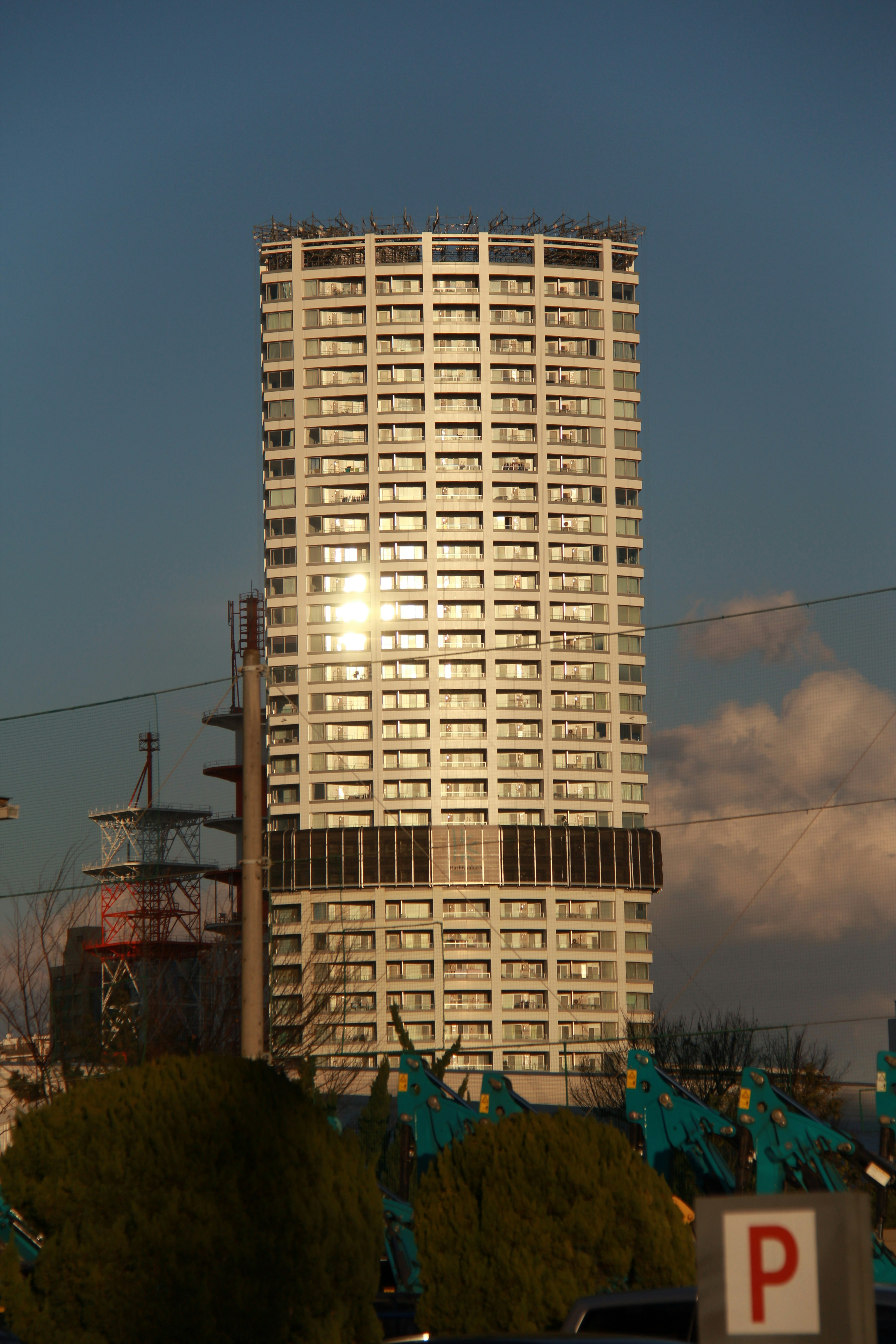 Reflections of Modernity: A Tower's Gleaming Facade