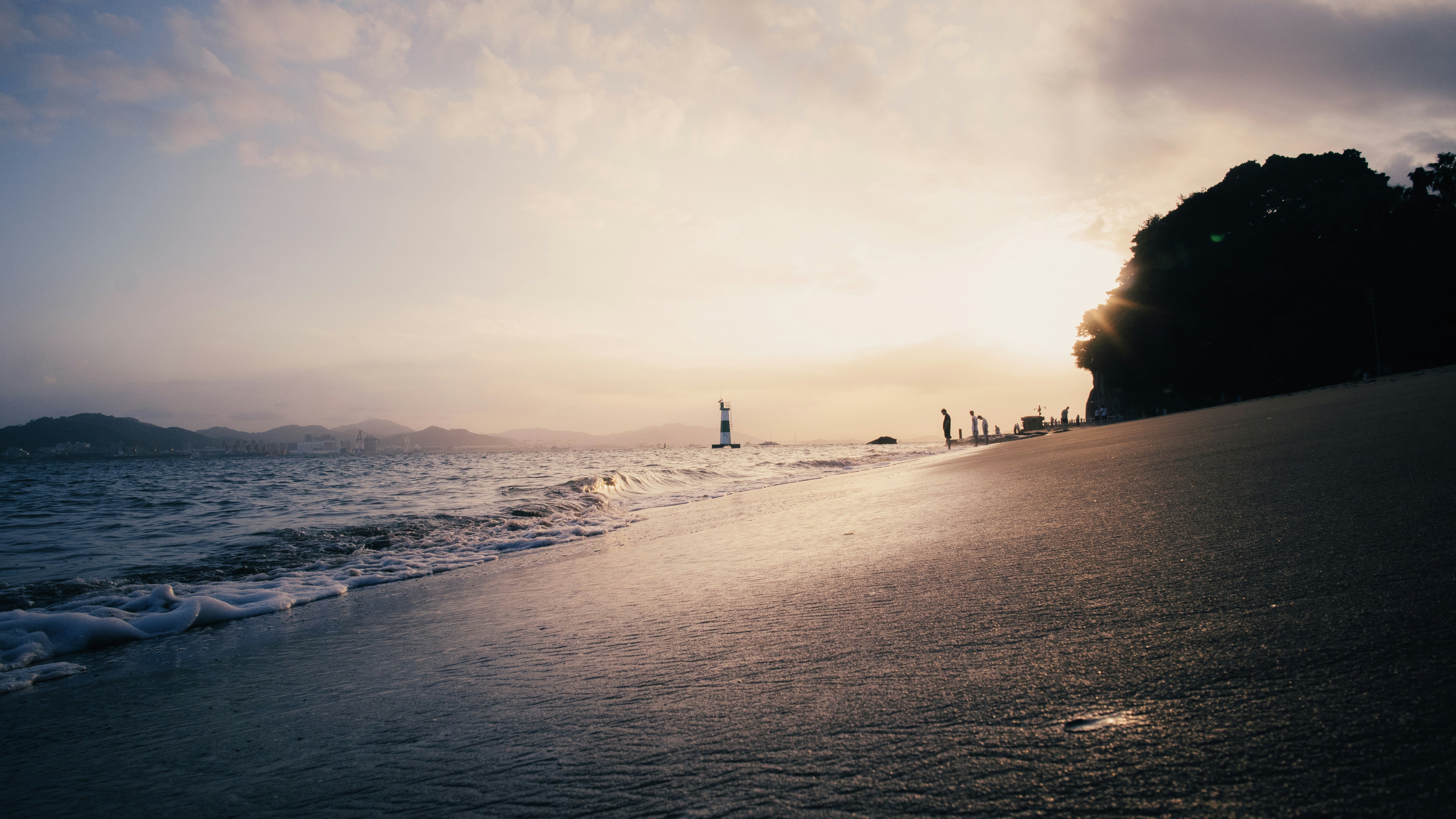 Twilight Reflections: A Serene Coastal Encounter