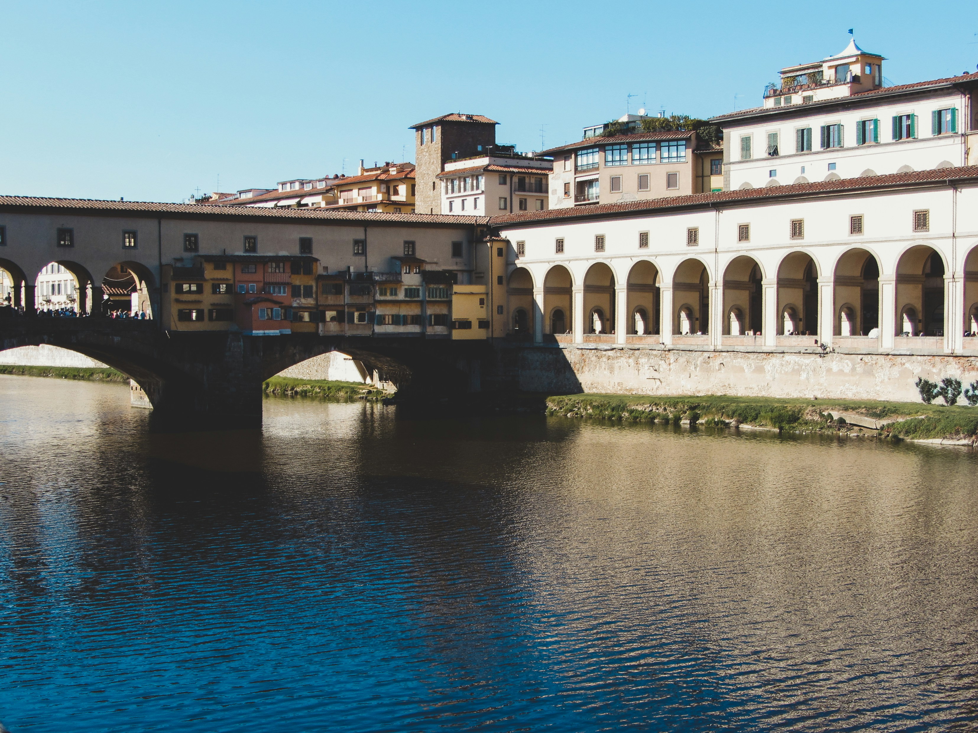 Ponte Vecchio | Ponte vecchio bridge over the arno river in florence.