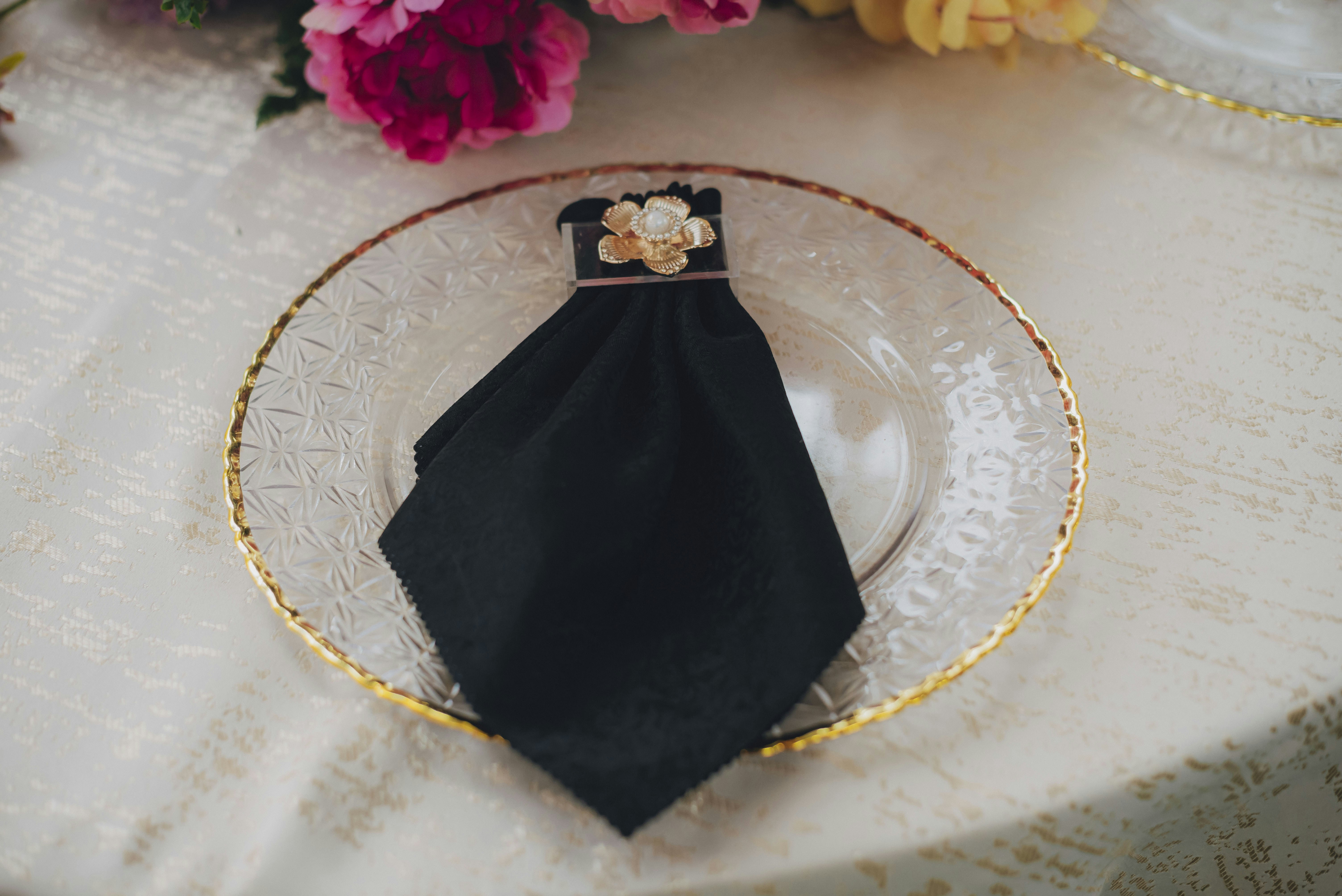 Elegance in Simplicity: A Tasteful Table Setting
