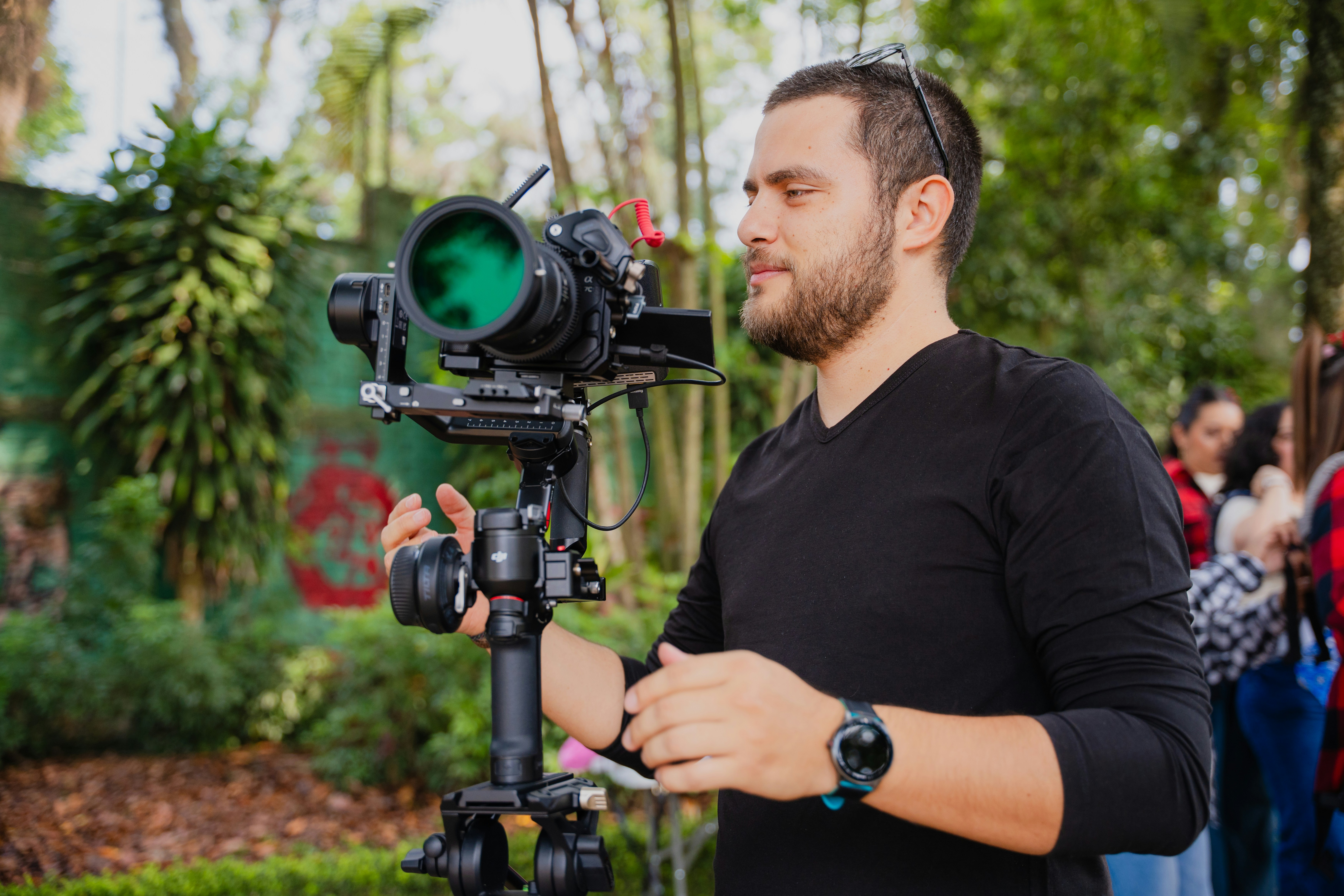 BTS del video Tribu Corazón 2025 | Filmmaker operating professional video camera on gimbal stabilizer