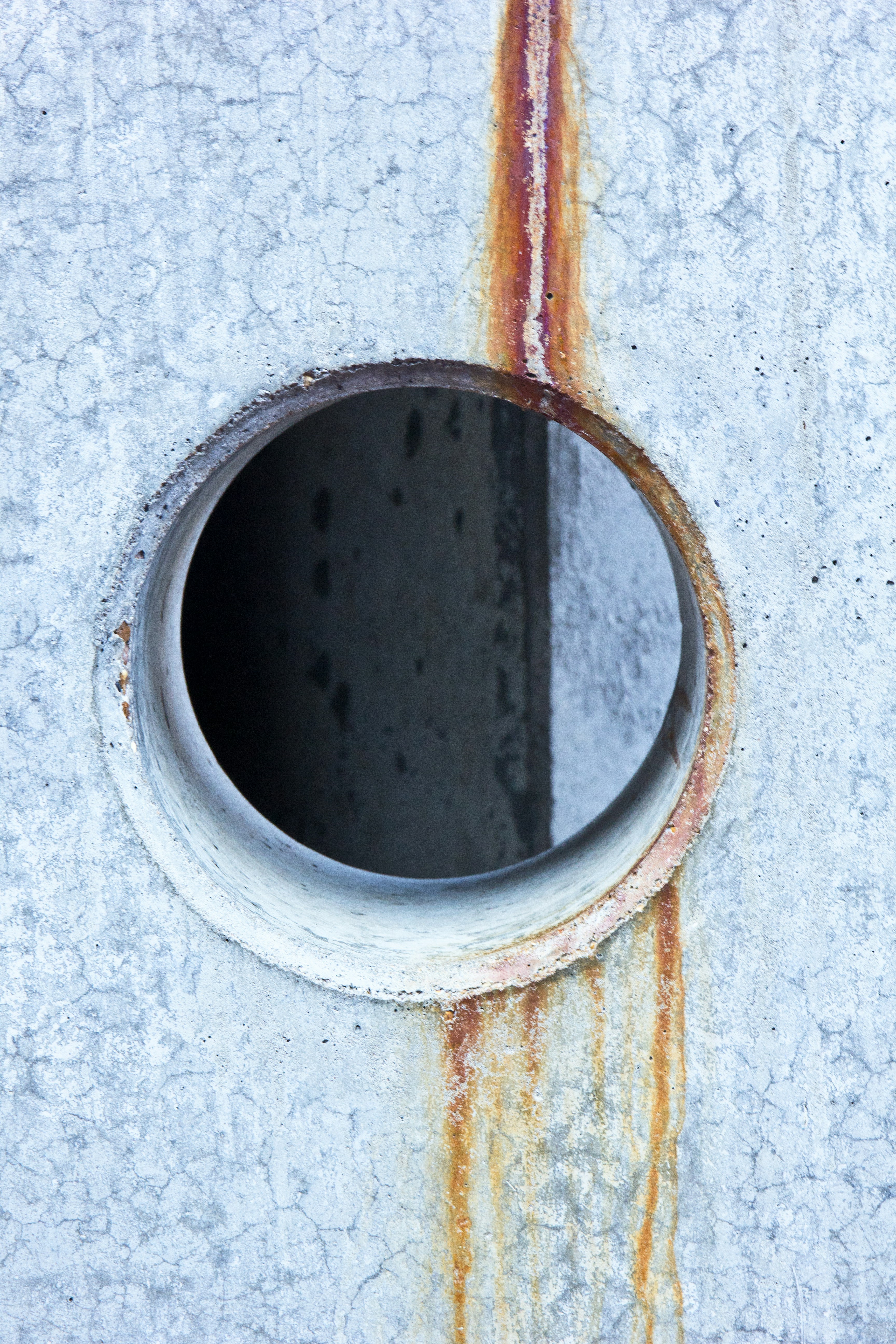 Circular opening on a textured concrete wall