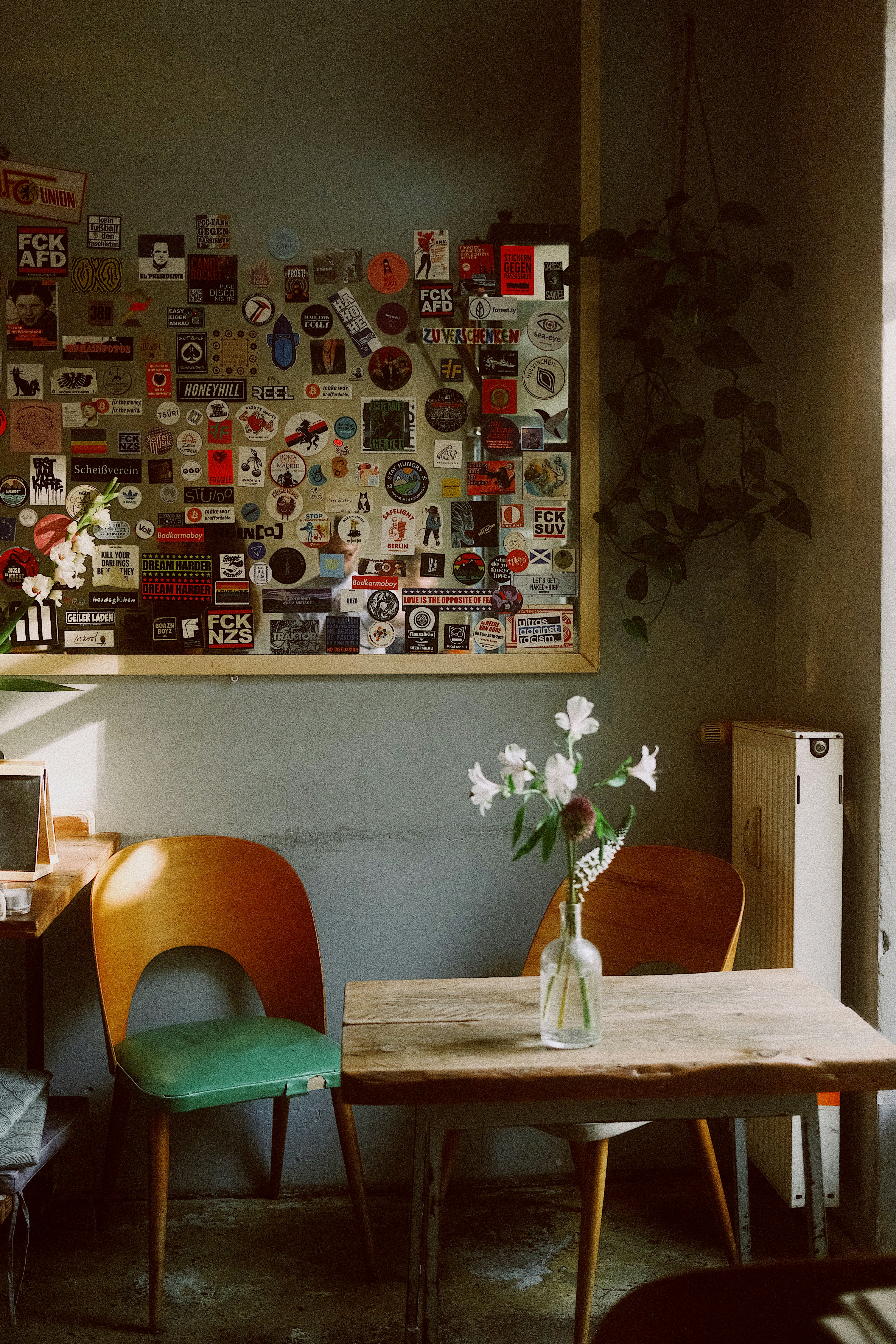 Processed with VSCO with fp2 preset | Wooden table with chairs and flower vase