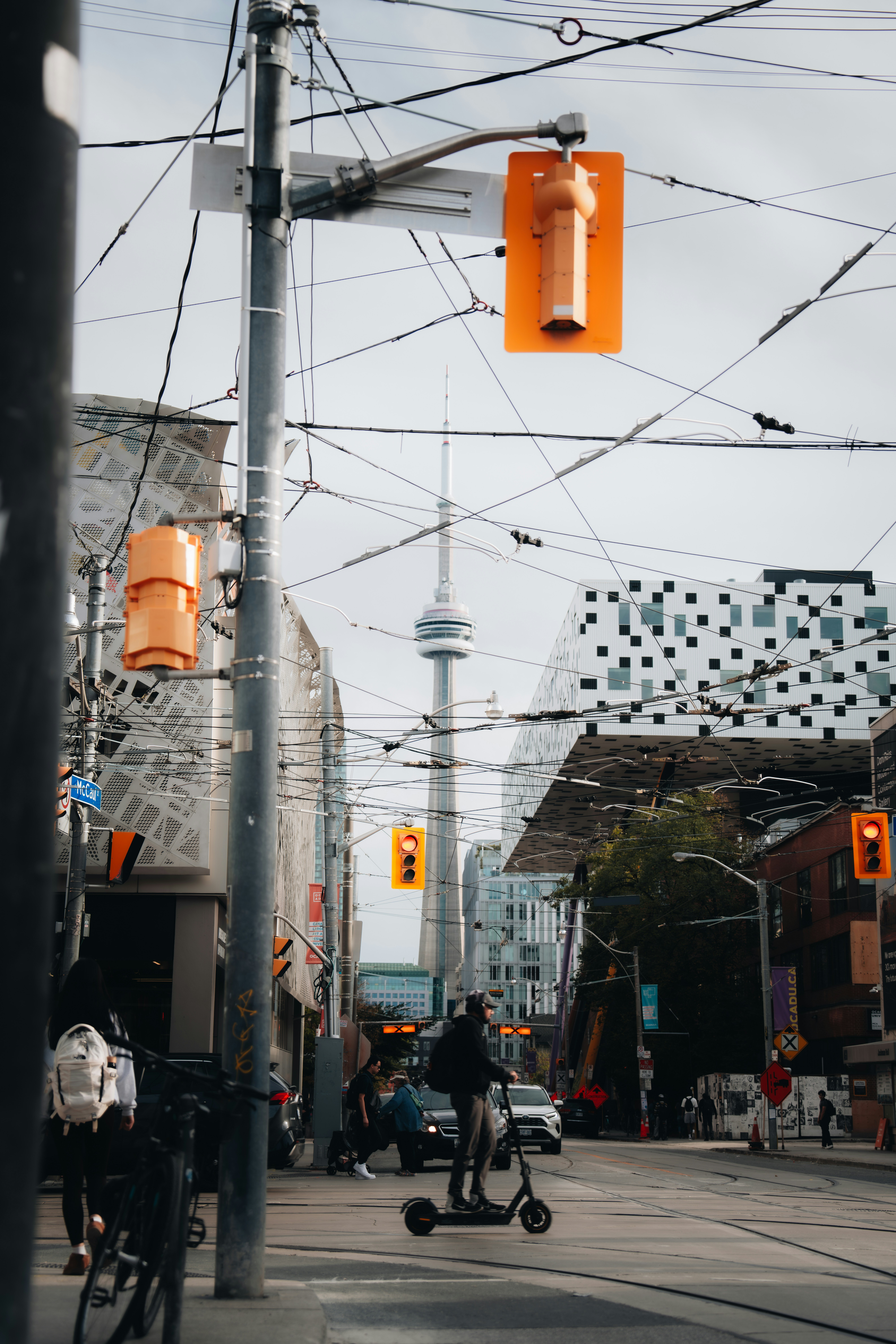 Convergence Under Cables: The Distant Needle of the City