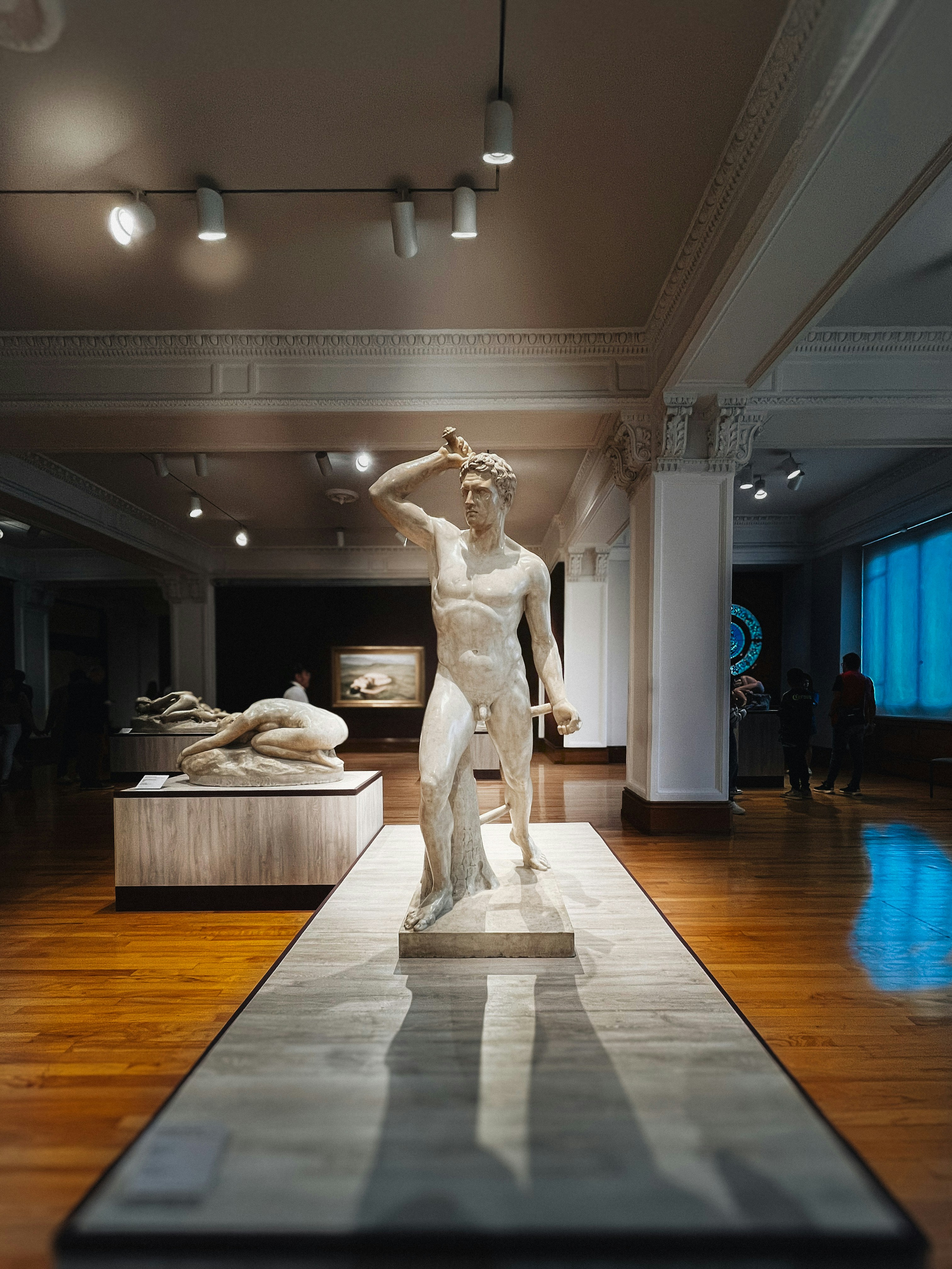 Escultura de mármol en el Museo Nacional de Arte, Ciudad de México | Marble statue of a man in a museum gallery.