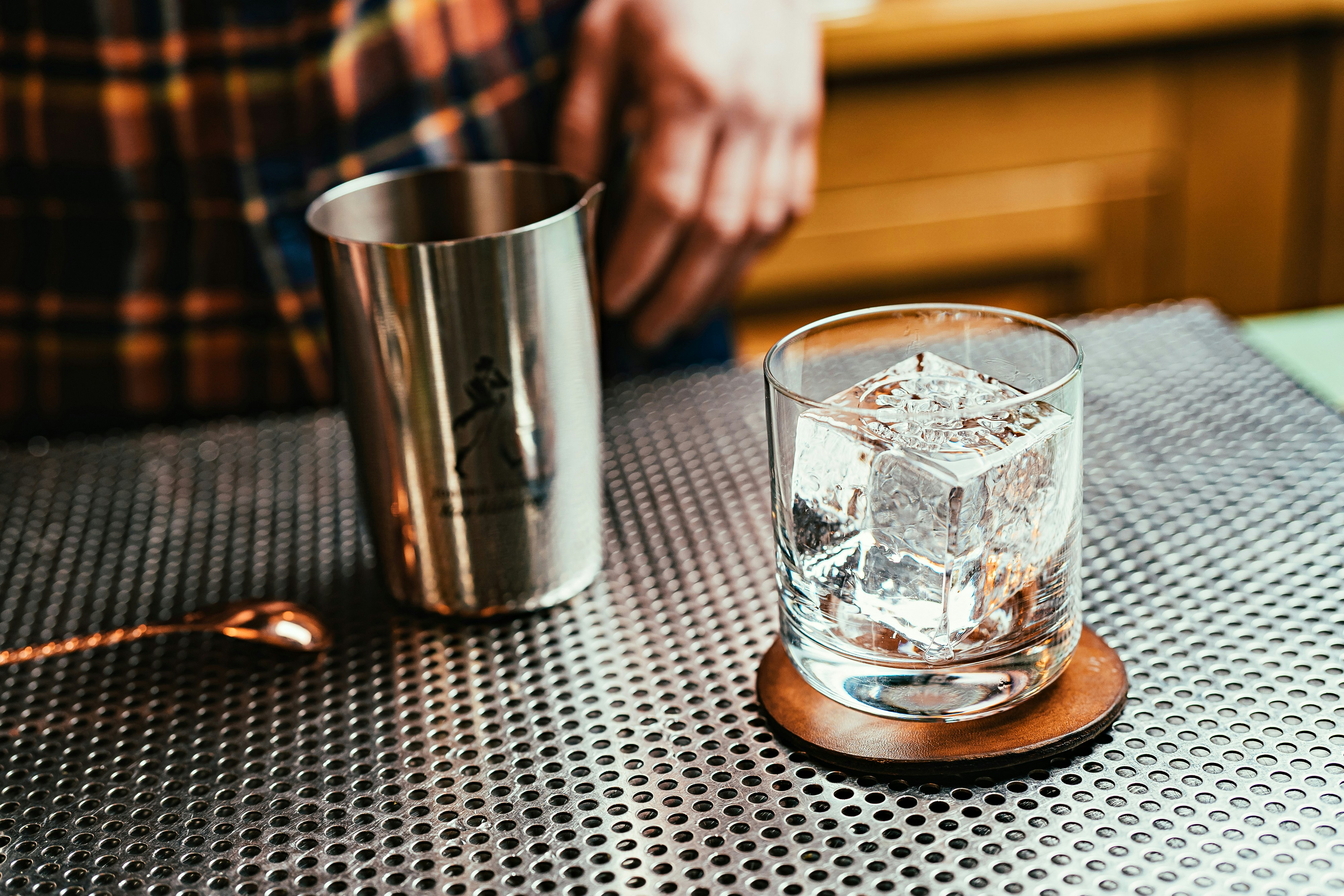 rocks glass on the rocks ice cube in glass | A cocktail with ice cubes on a coaster