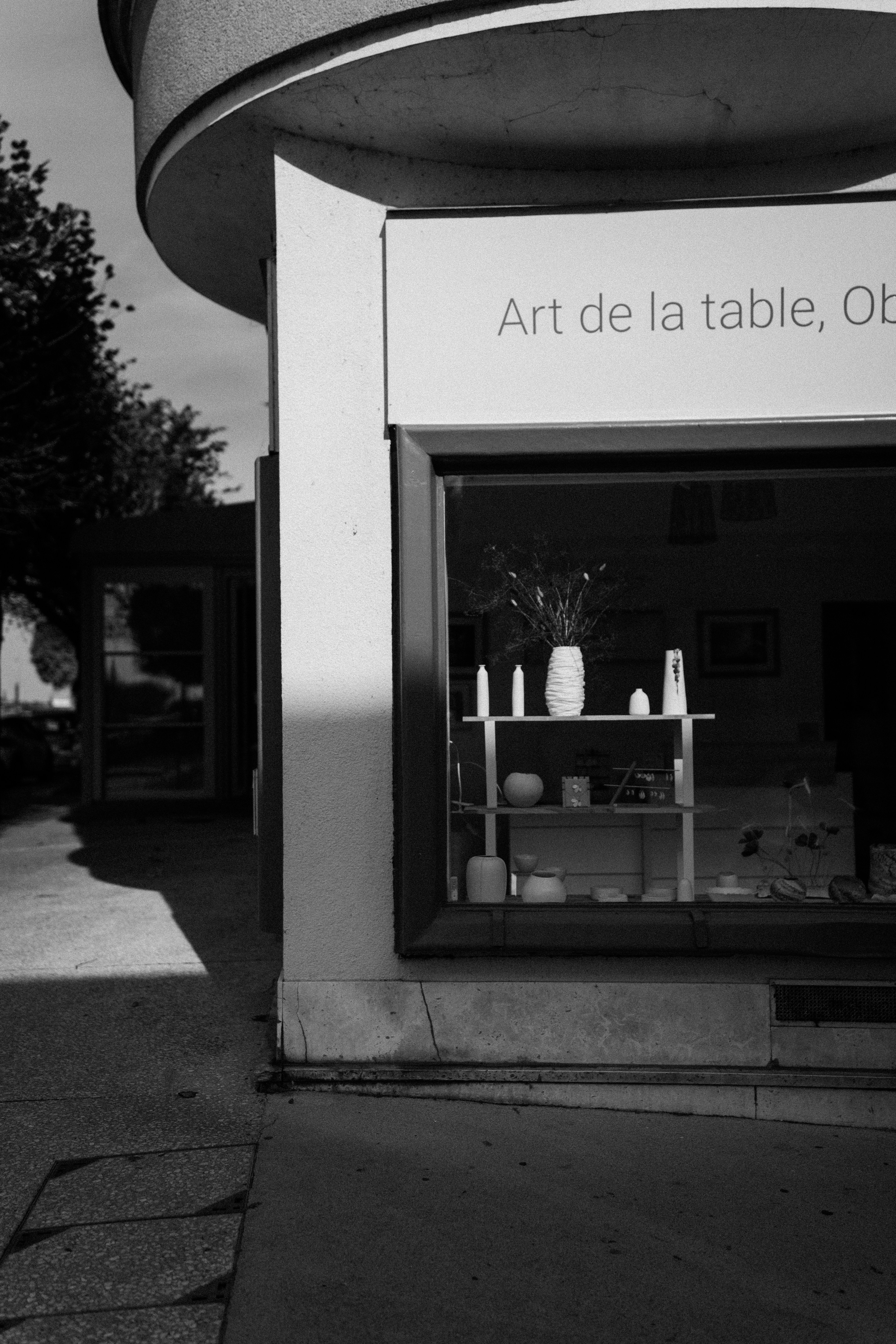 Shop window displaying ceramic art and tableware