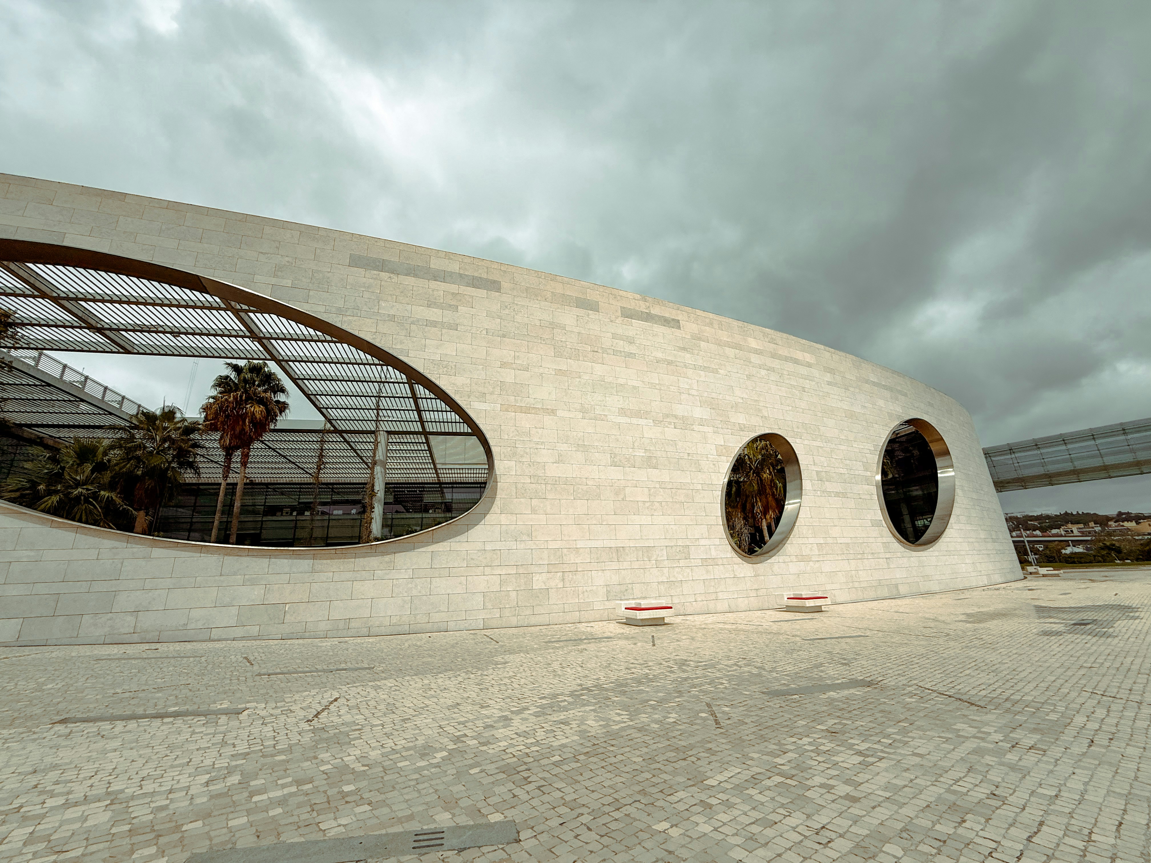 Curves of Modernity: A Glimpse into Architectural Elegance
