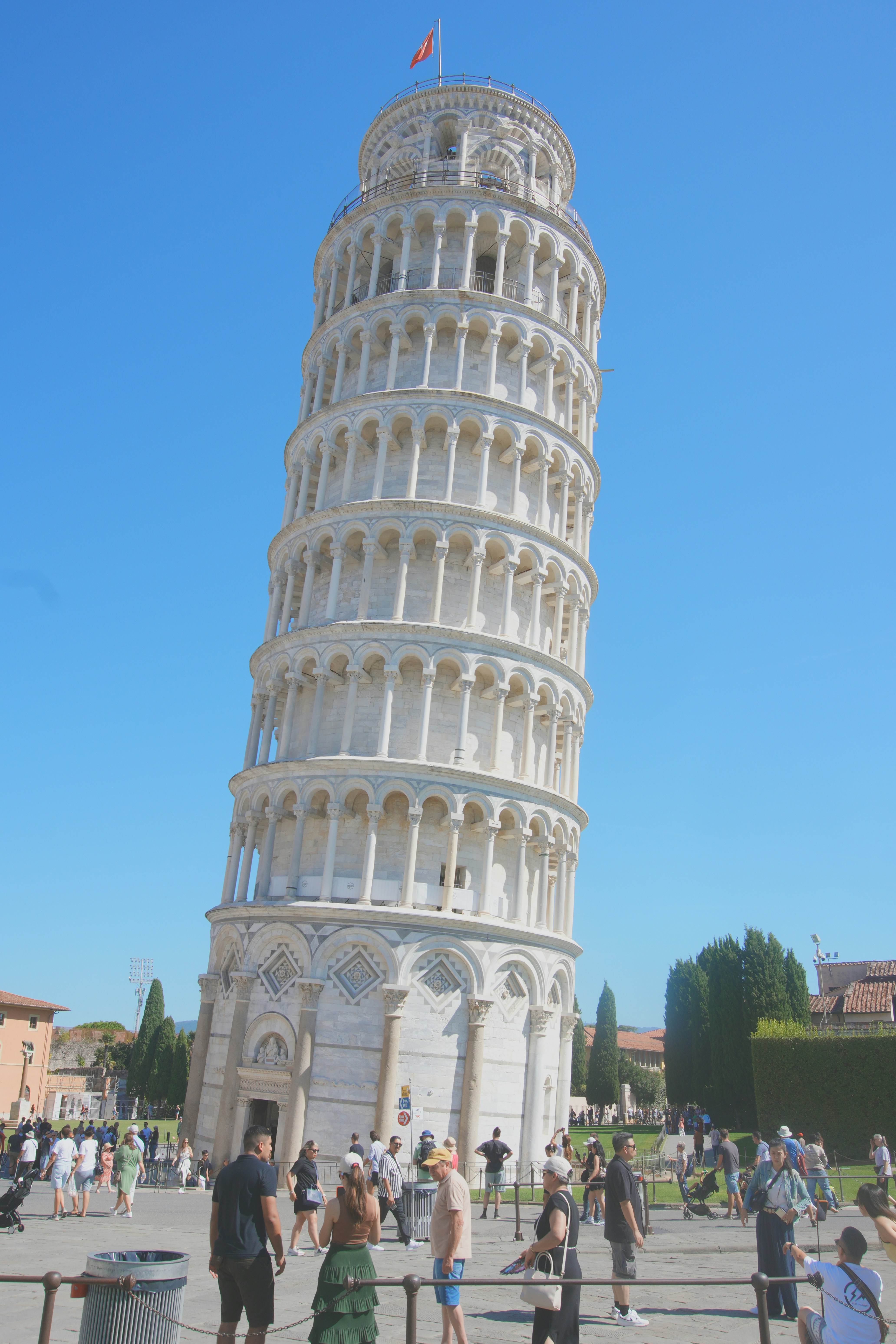 The leaning tower of pisa under a clear blue sky.