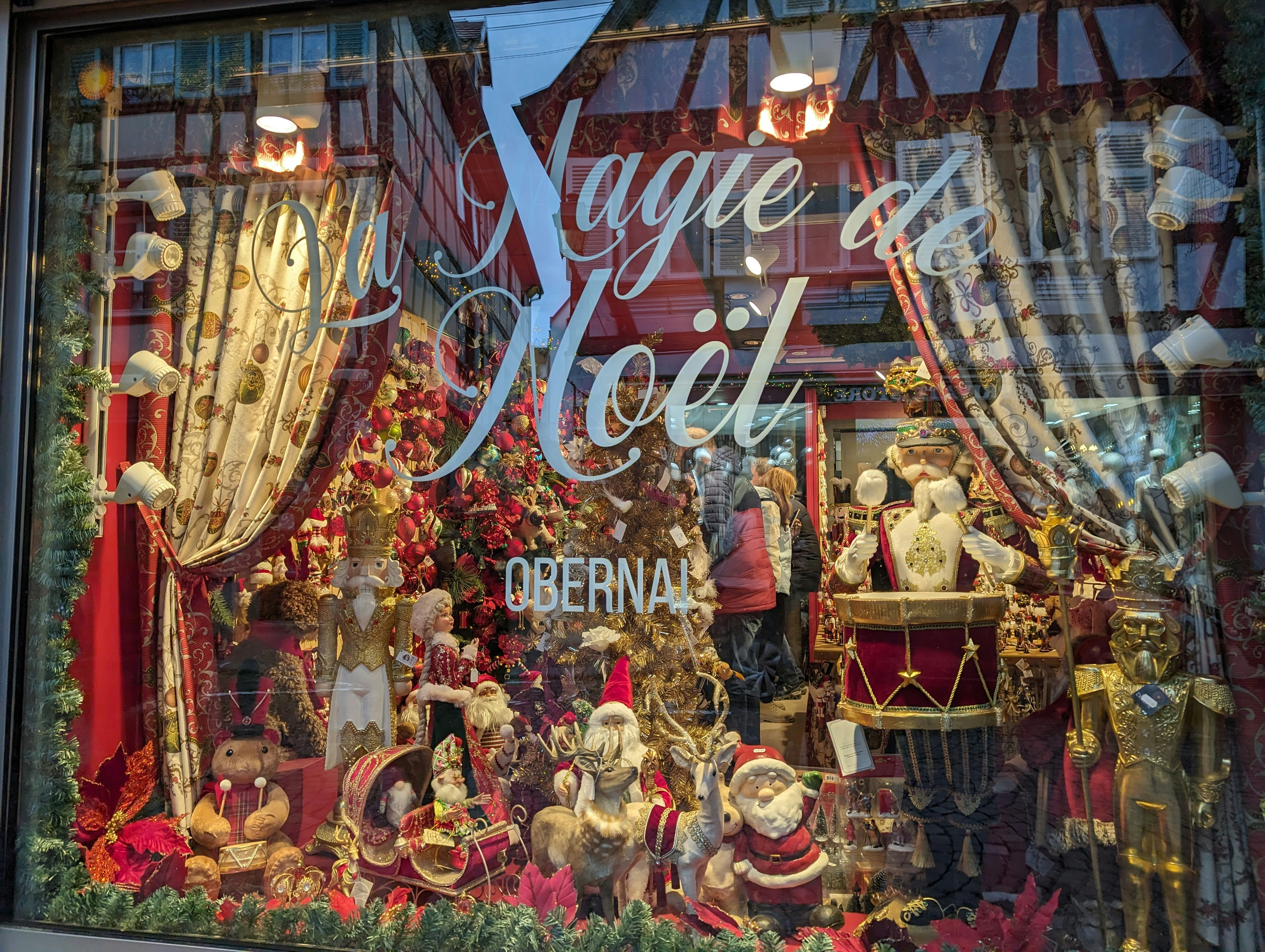 Obernai | Christmas window display with "magie de noel" text.