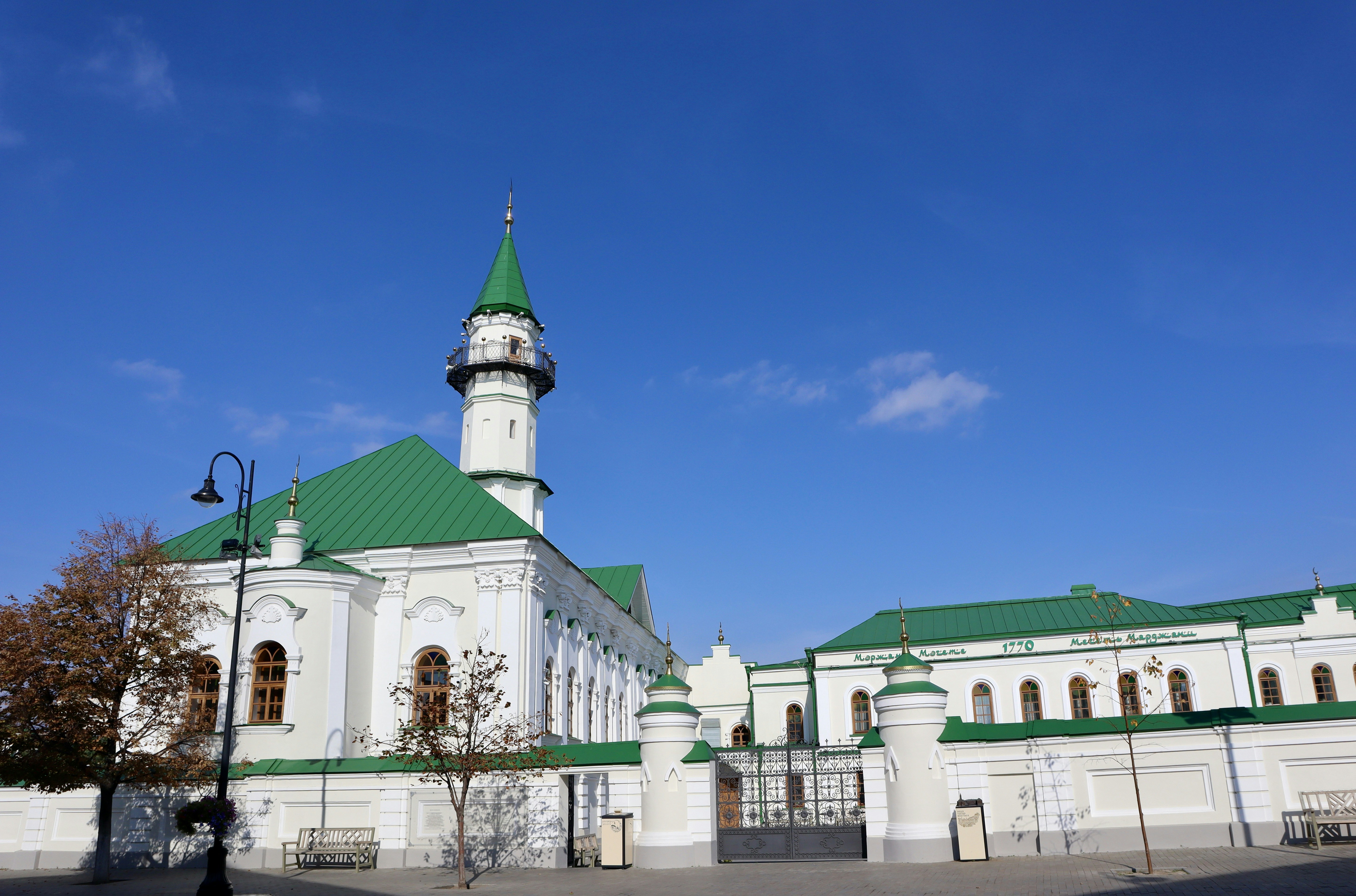Harmony of Tradition and Modernity in Architectural Splendor