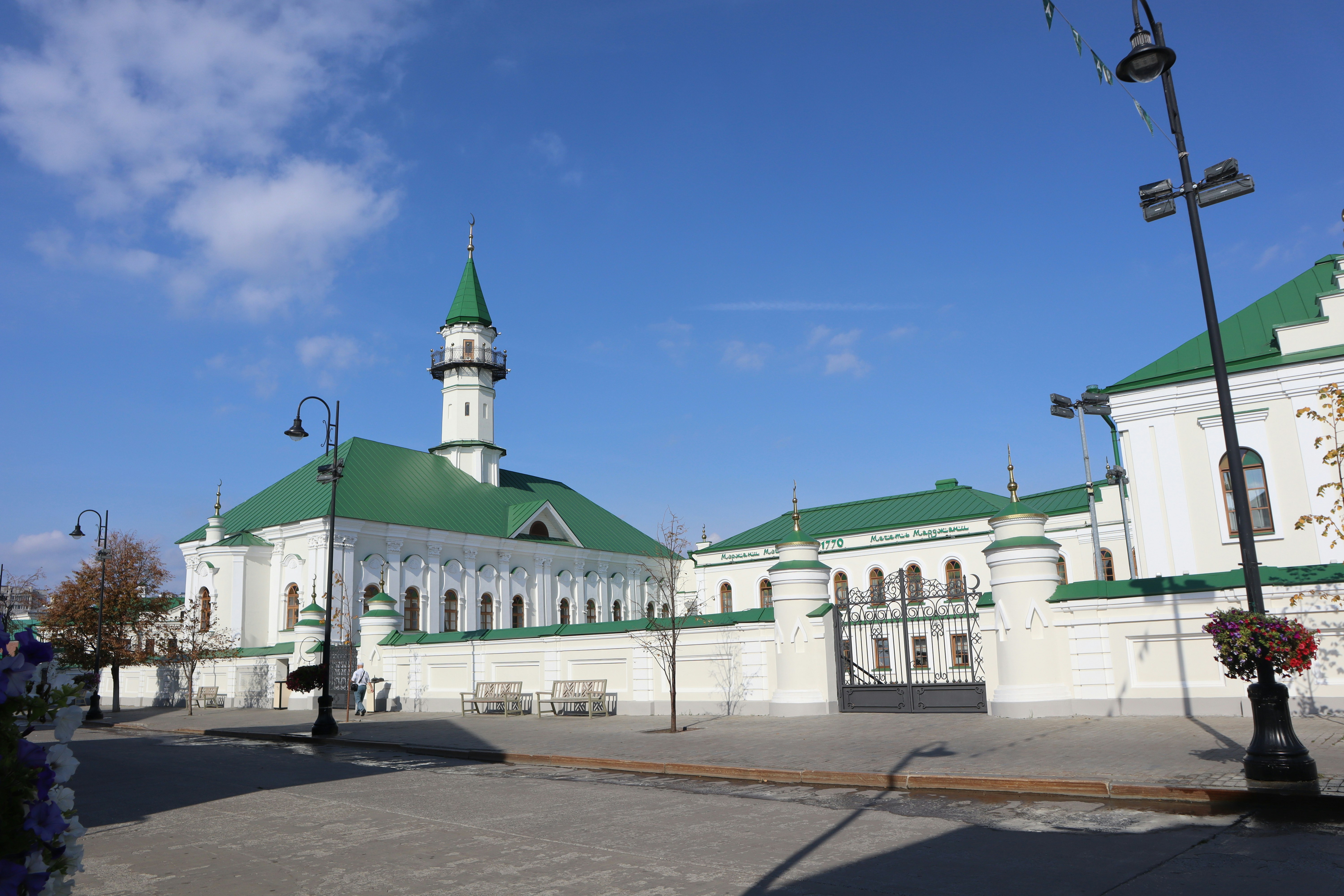 Harmony of Green and White: A Serene Architectural Gem