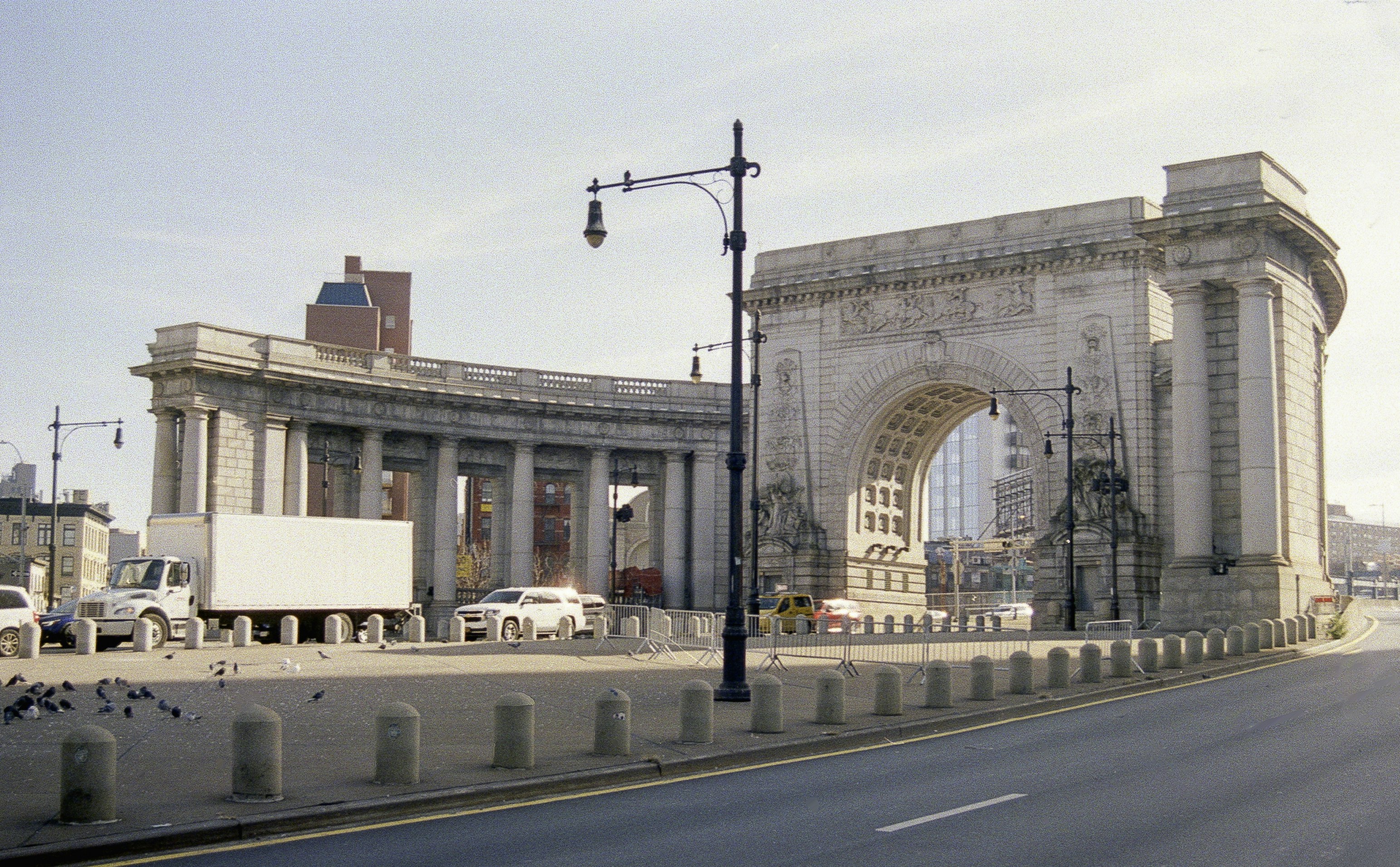 Manhattan bridge archway with curved colonnade building photo – Free ...