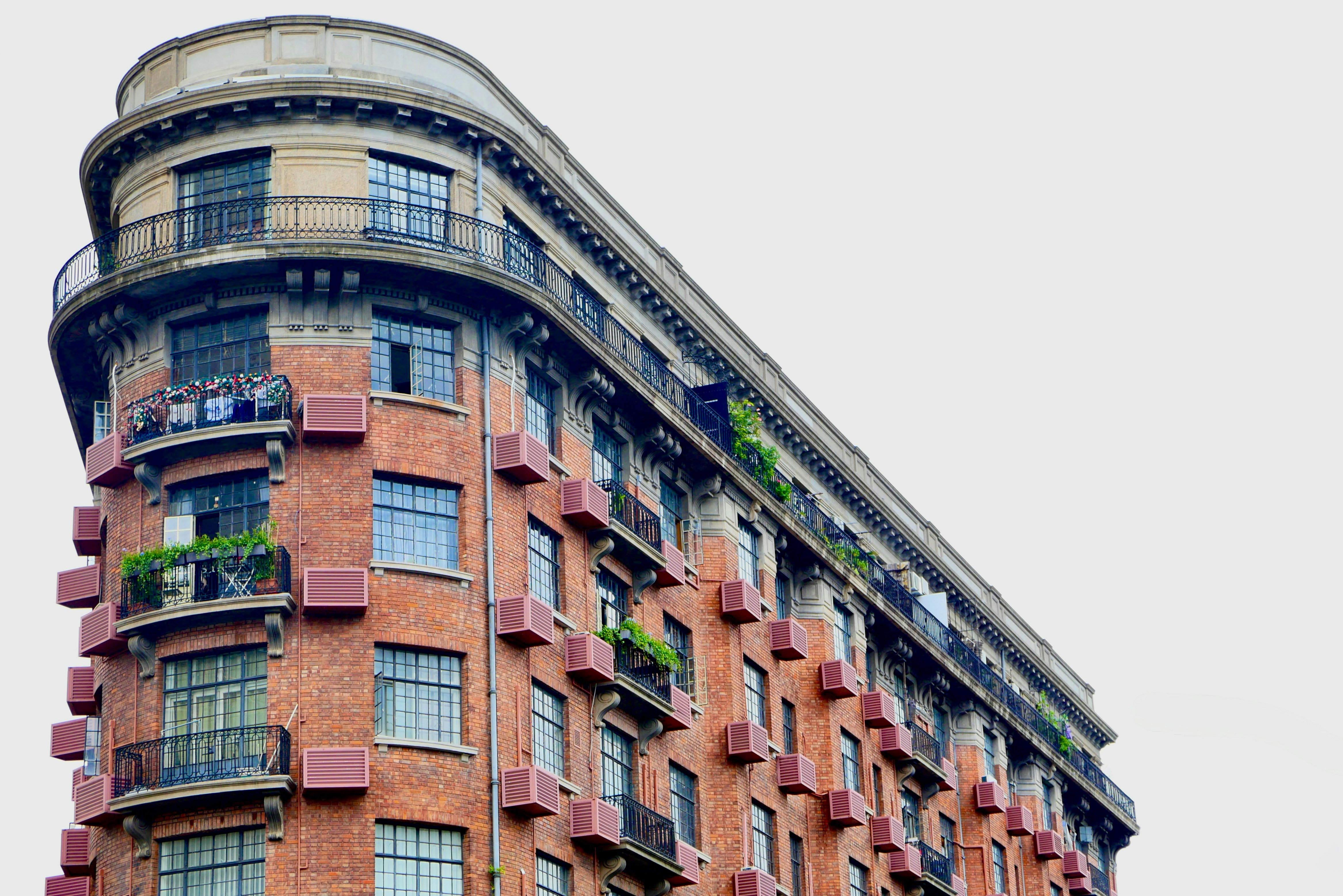 Curved Elegance: A Modern Architectural Marvel