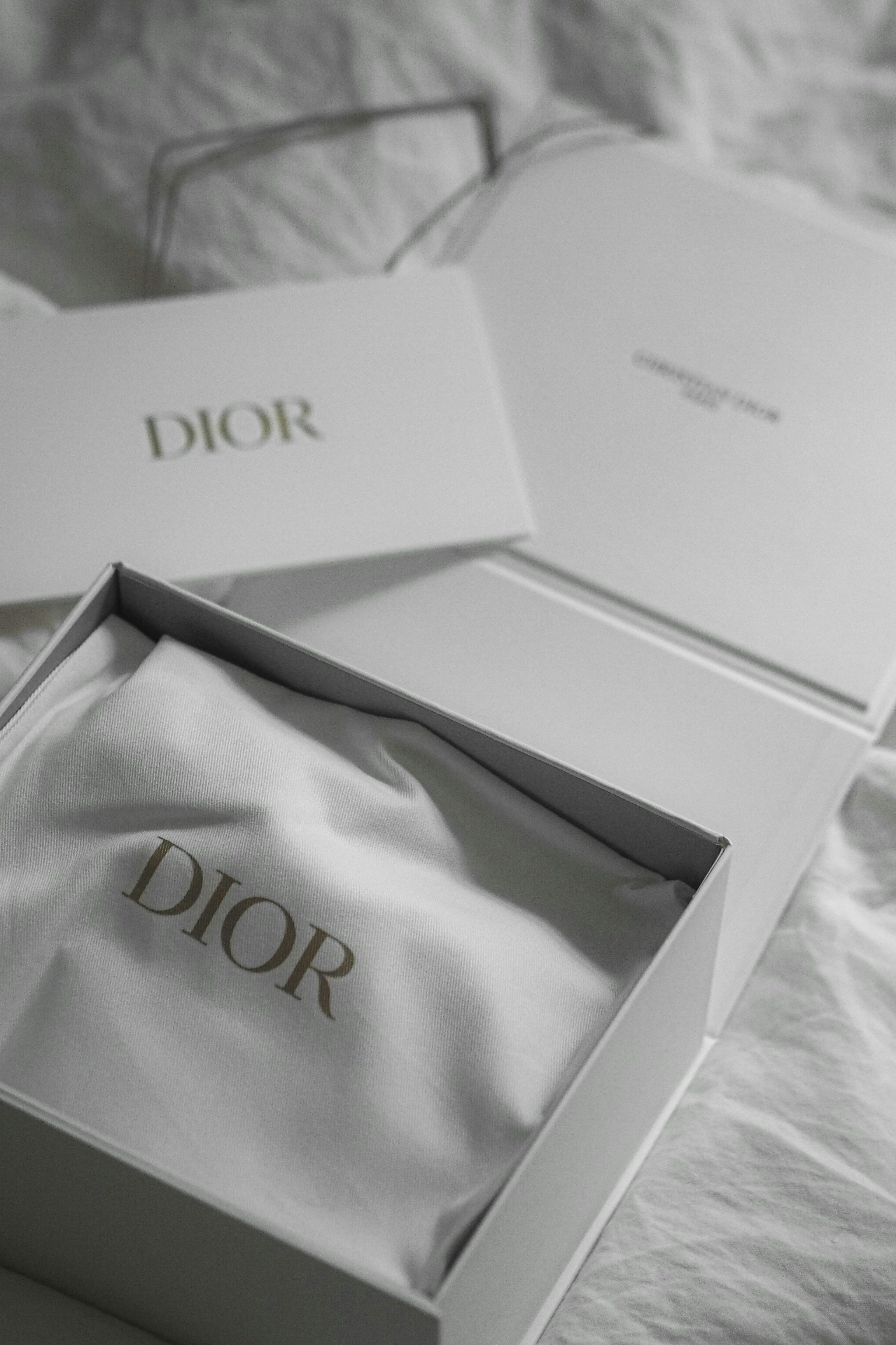 Artículos de la marca Dior en caja blanca abierta foto – Imagen de Moda ...