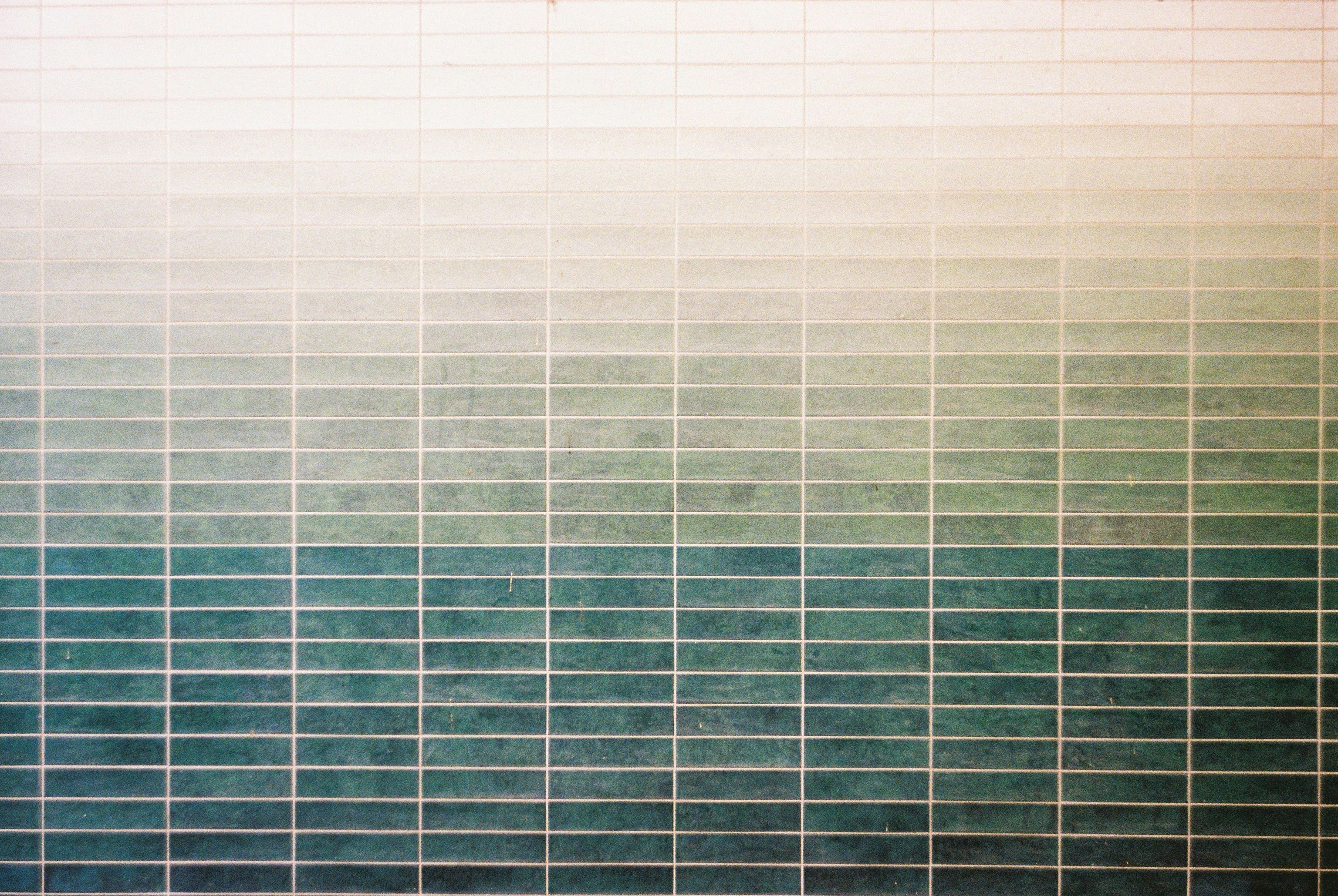 Grid with gradient of white to teal