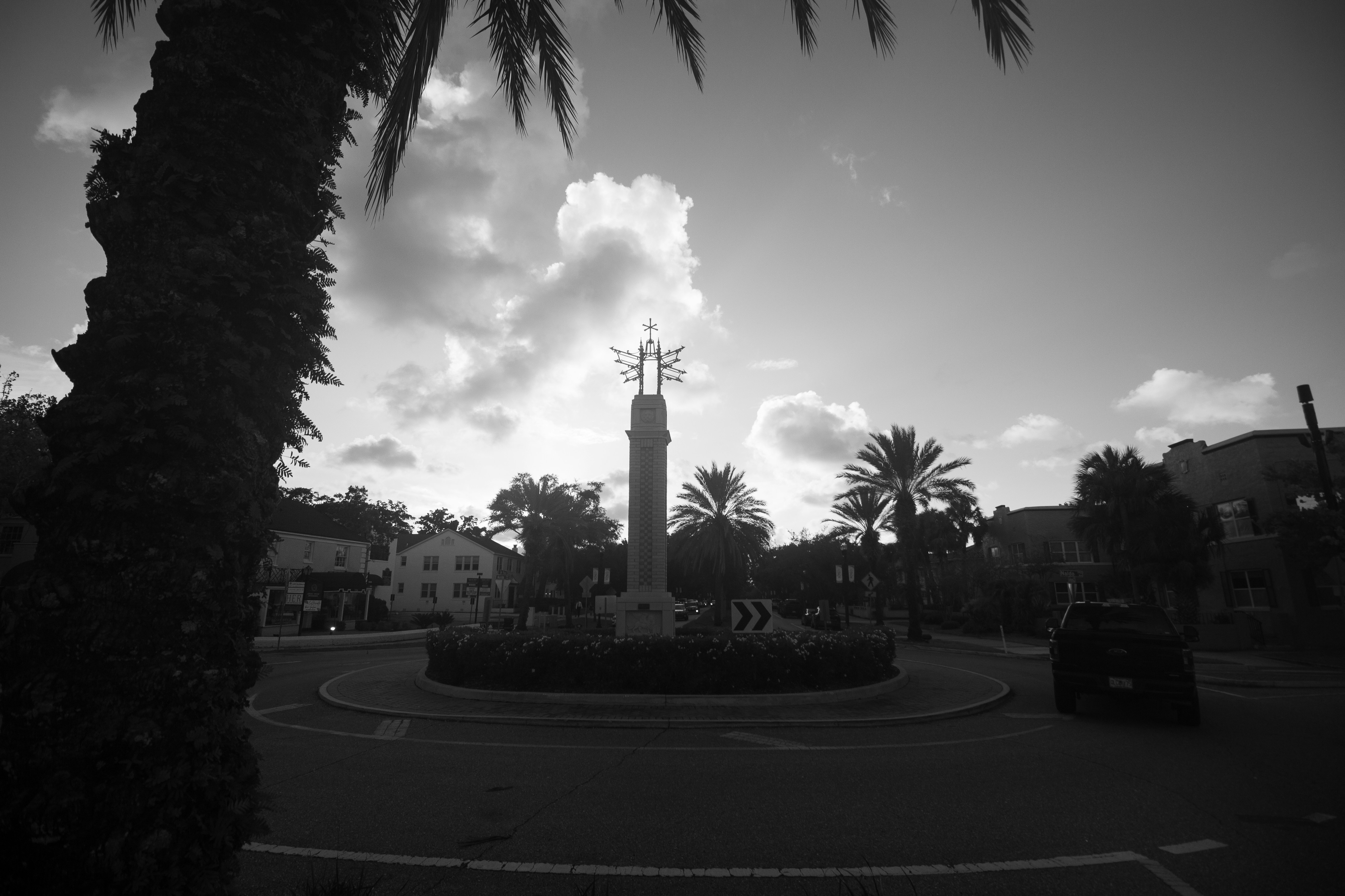 Roundabout monument with palm trees and cloudy sky photo – Free Car ...
