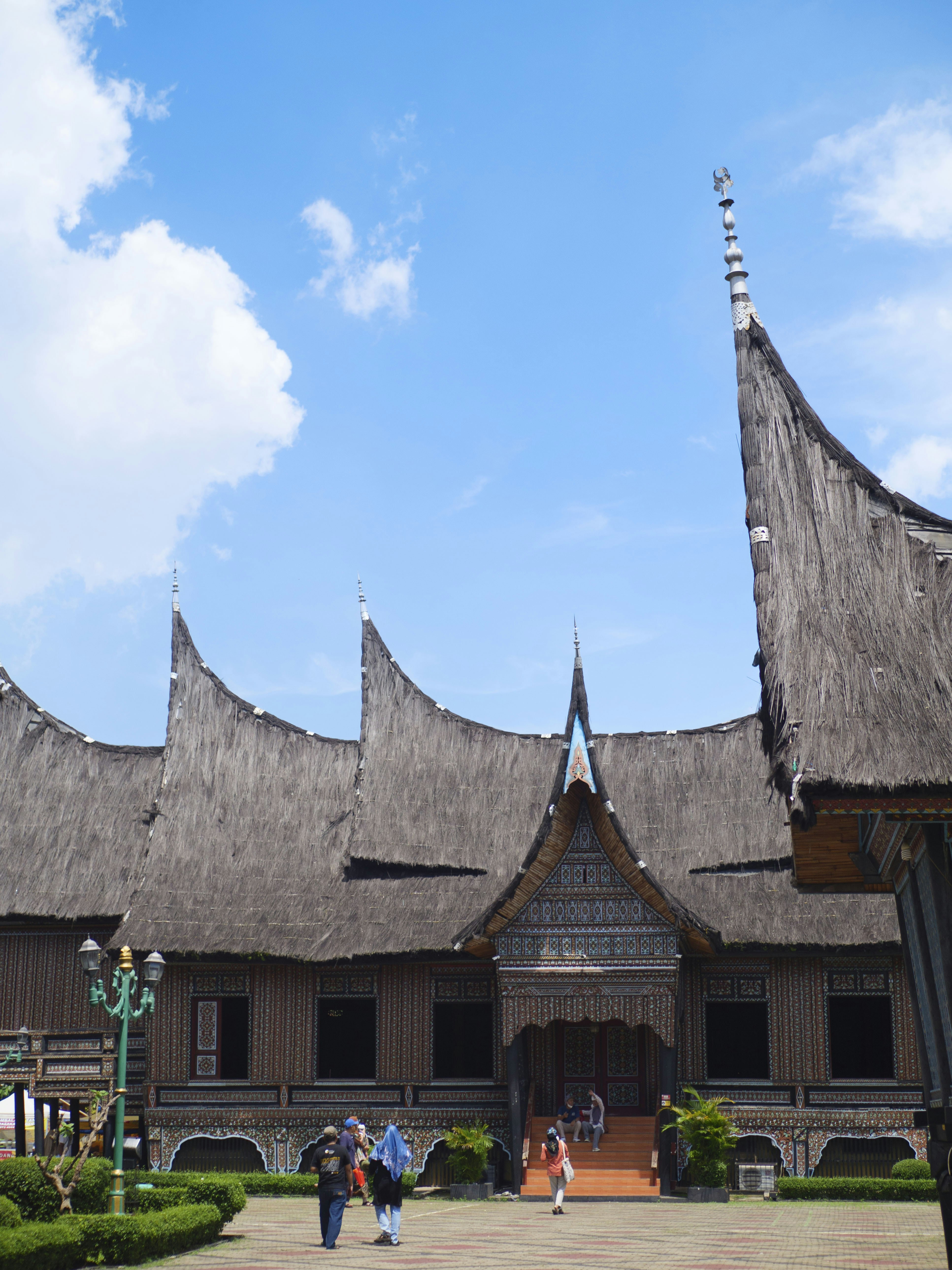 Traditional building with unique roof under blue sky. photo – Free Blue ...