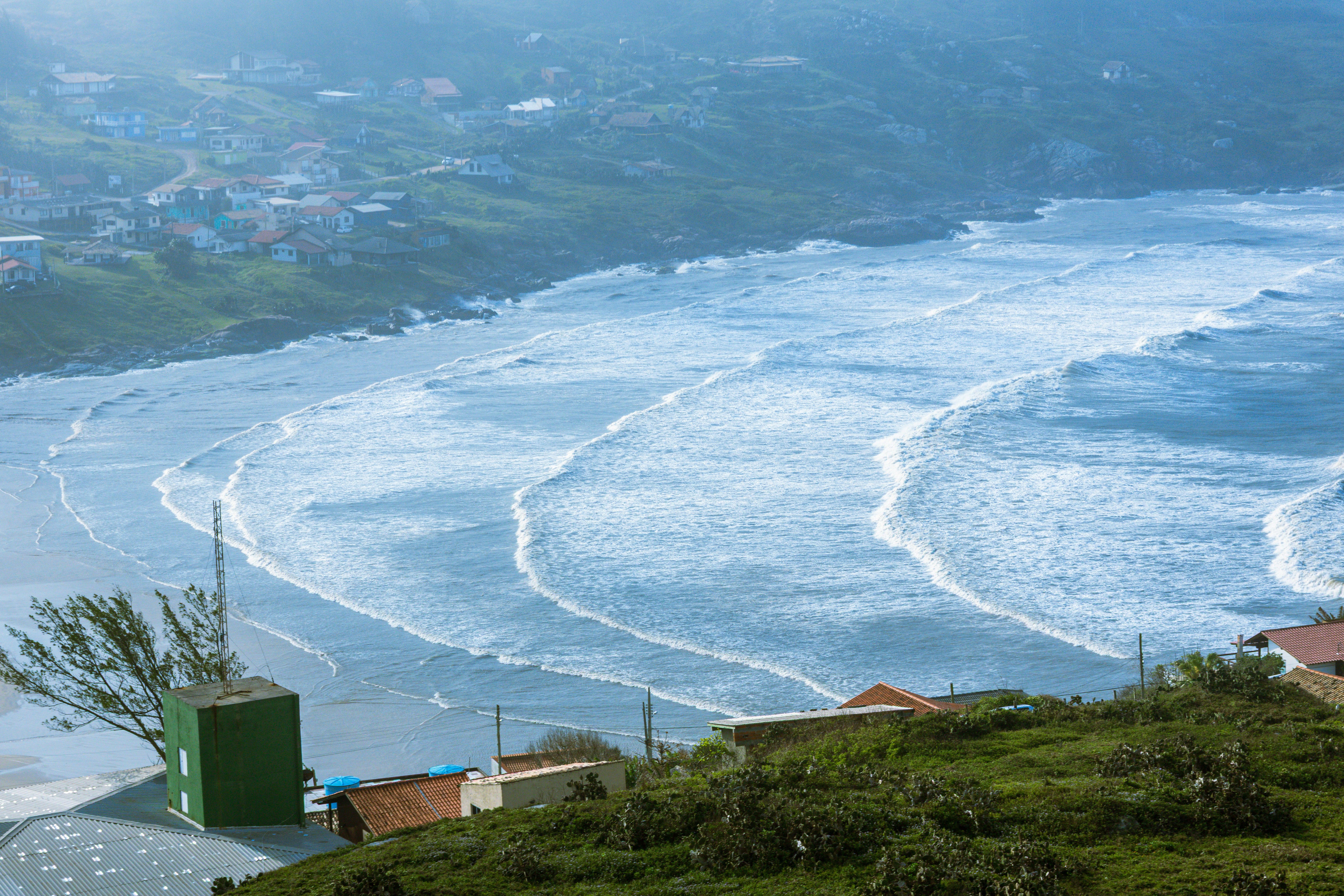 Les vagues déferlent sur une ville côtière par une journée venteuse ...