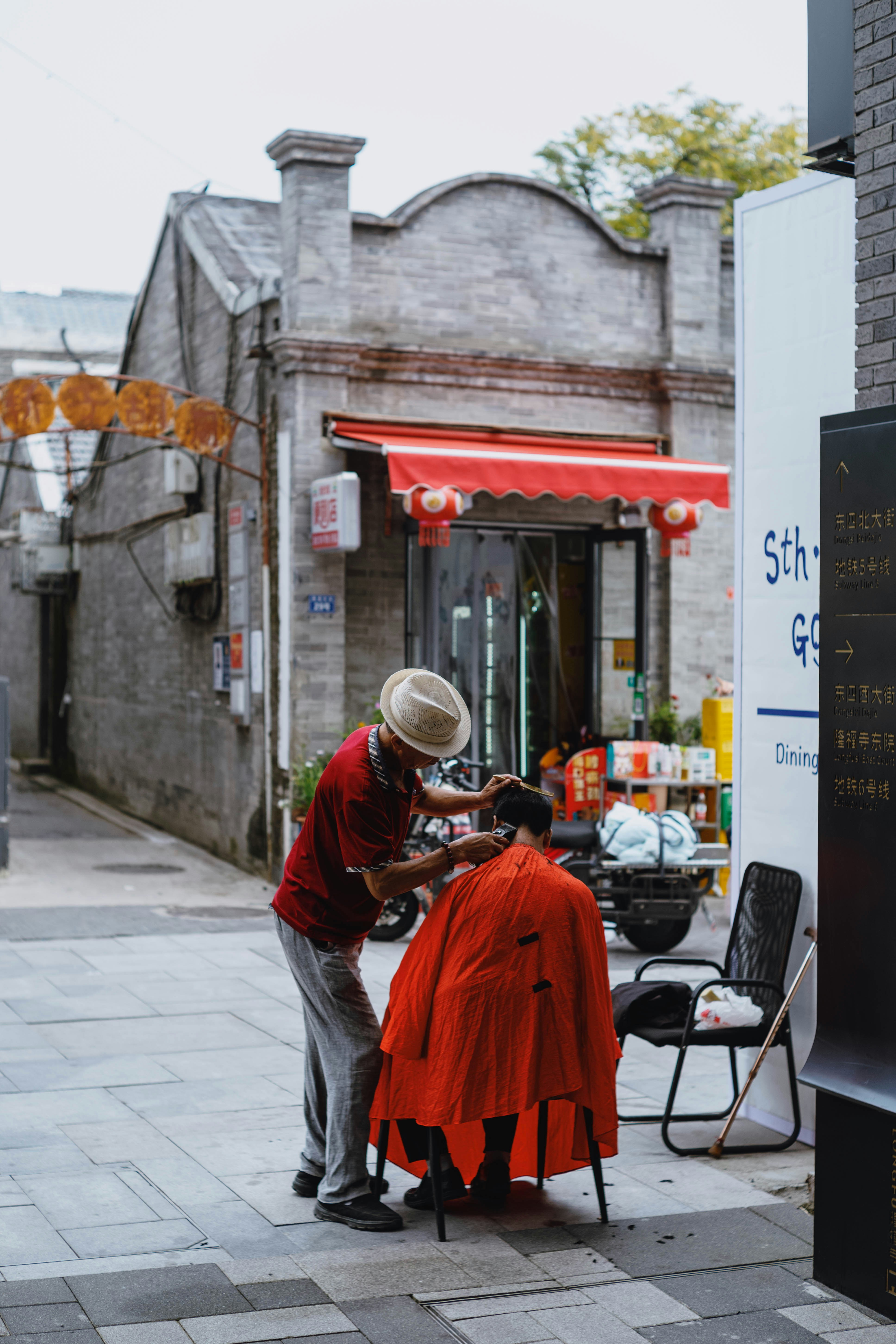 Urban Grooming: A Moment of Care in the Alley