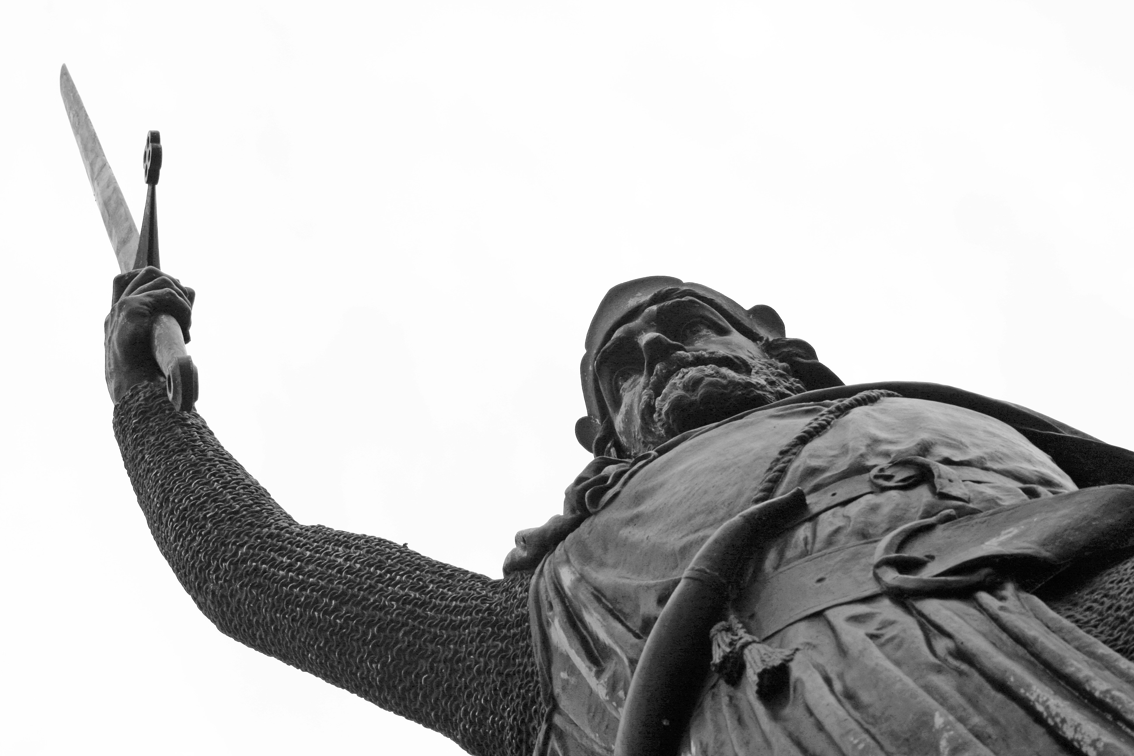 Statue of William Wallace located in Druid Hill Park in Baltimore, Maryland, USA. | Statue of a warrior holding a sword aloft.