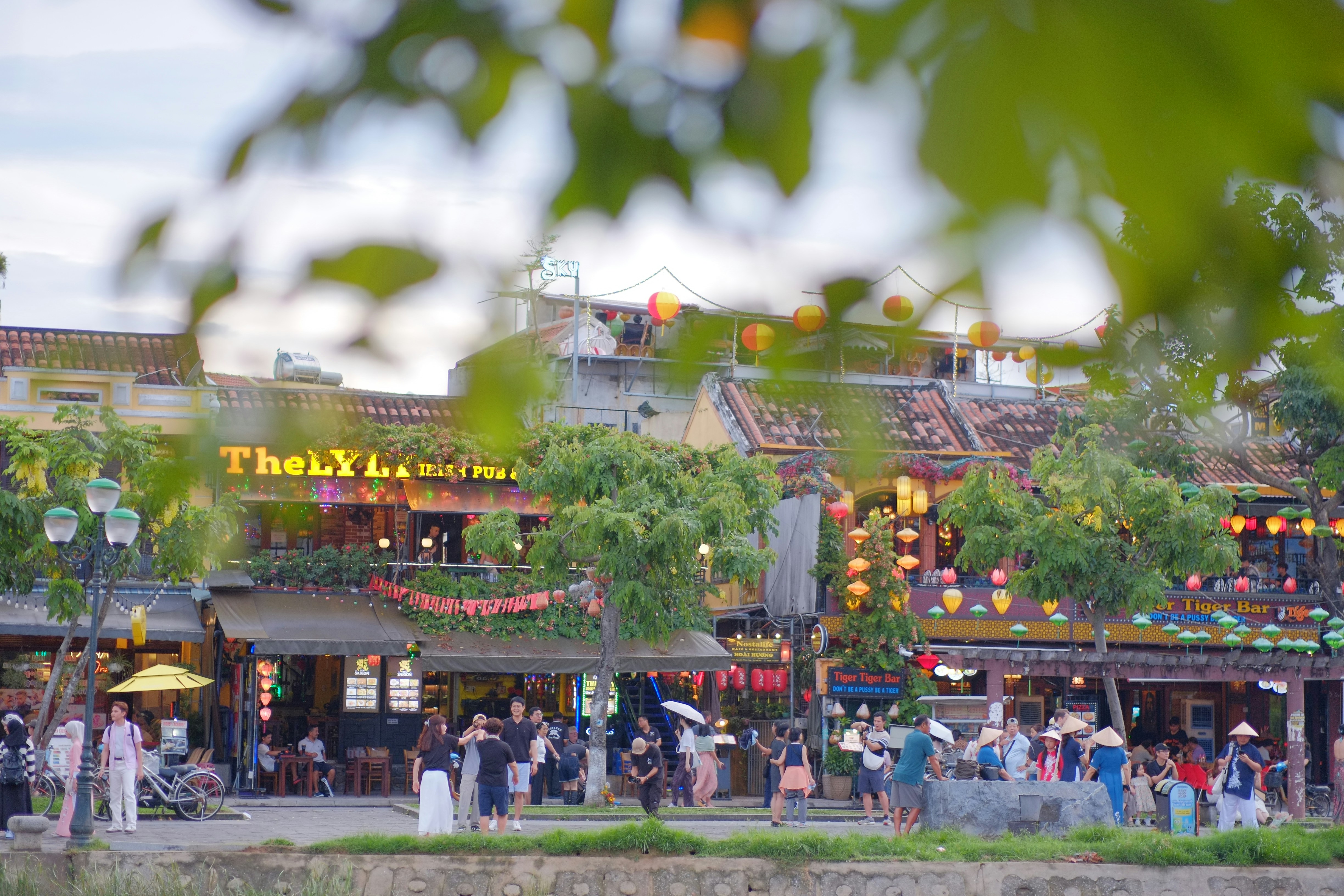 Evening Strolls in Hoi An's Lantern-Lit Streets