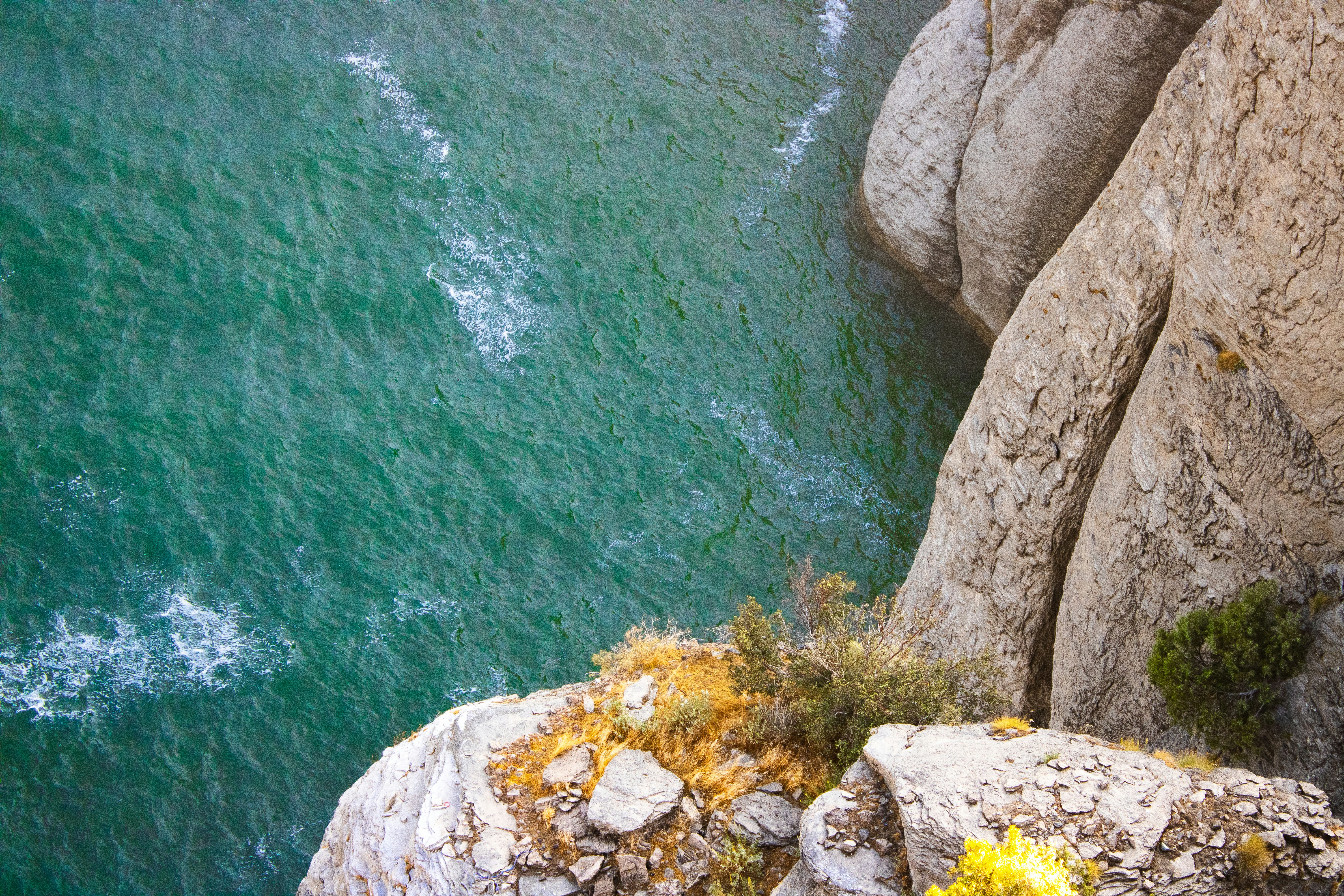Where Land Meets Sea: A Serene Cliffside View