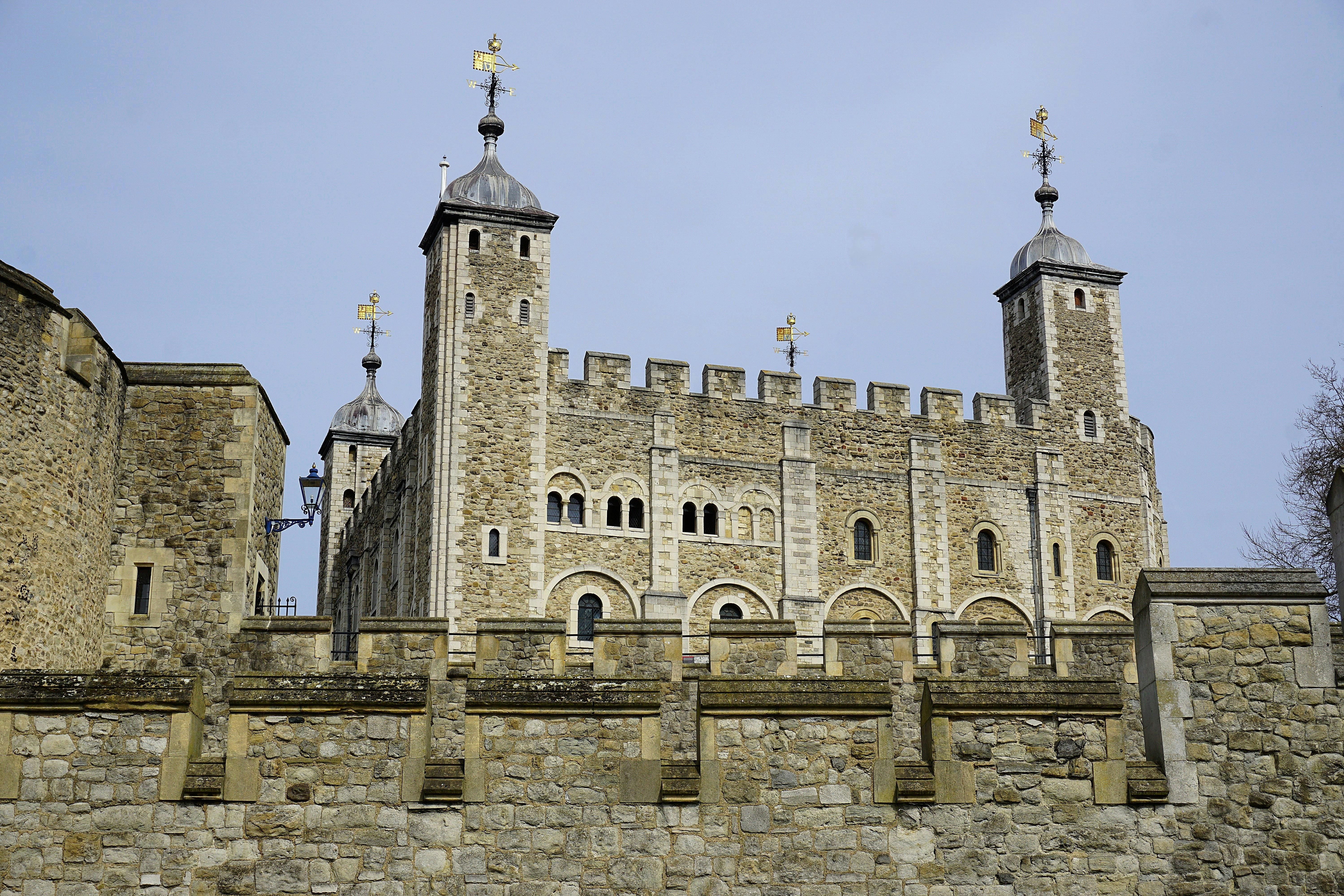 Tower, zamek. Londyn | The historic tower of london under a clear sky