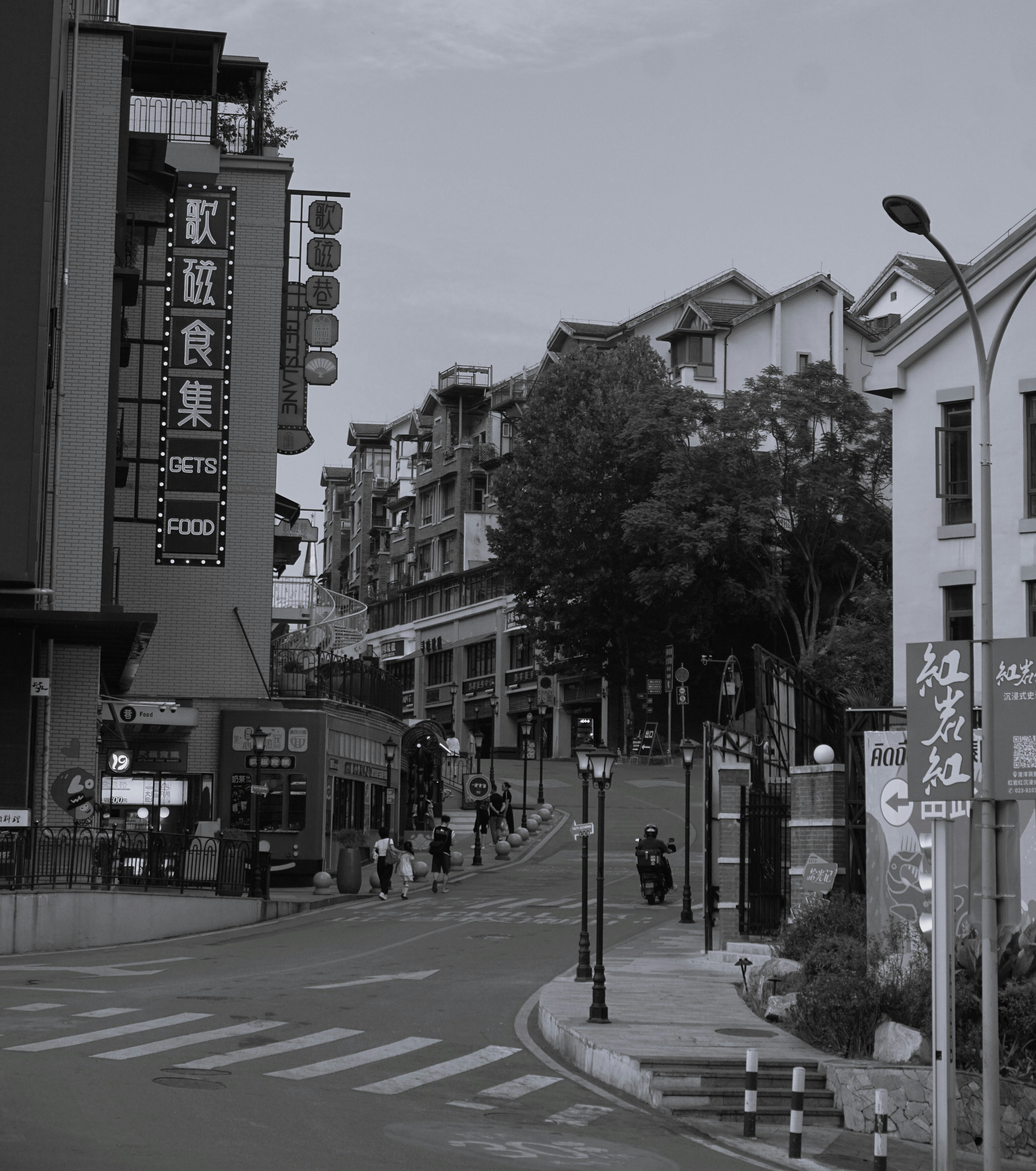 Urban Echoes: A Stroll Through Culinary Alleyways