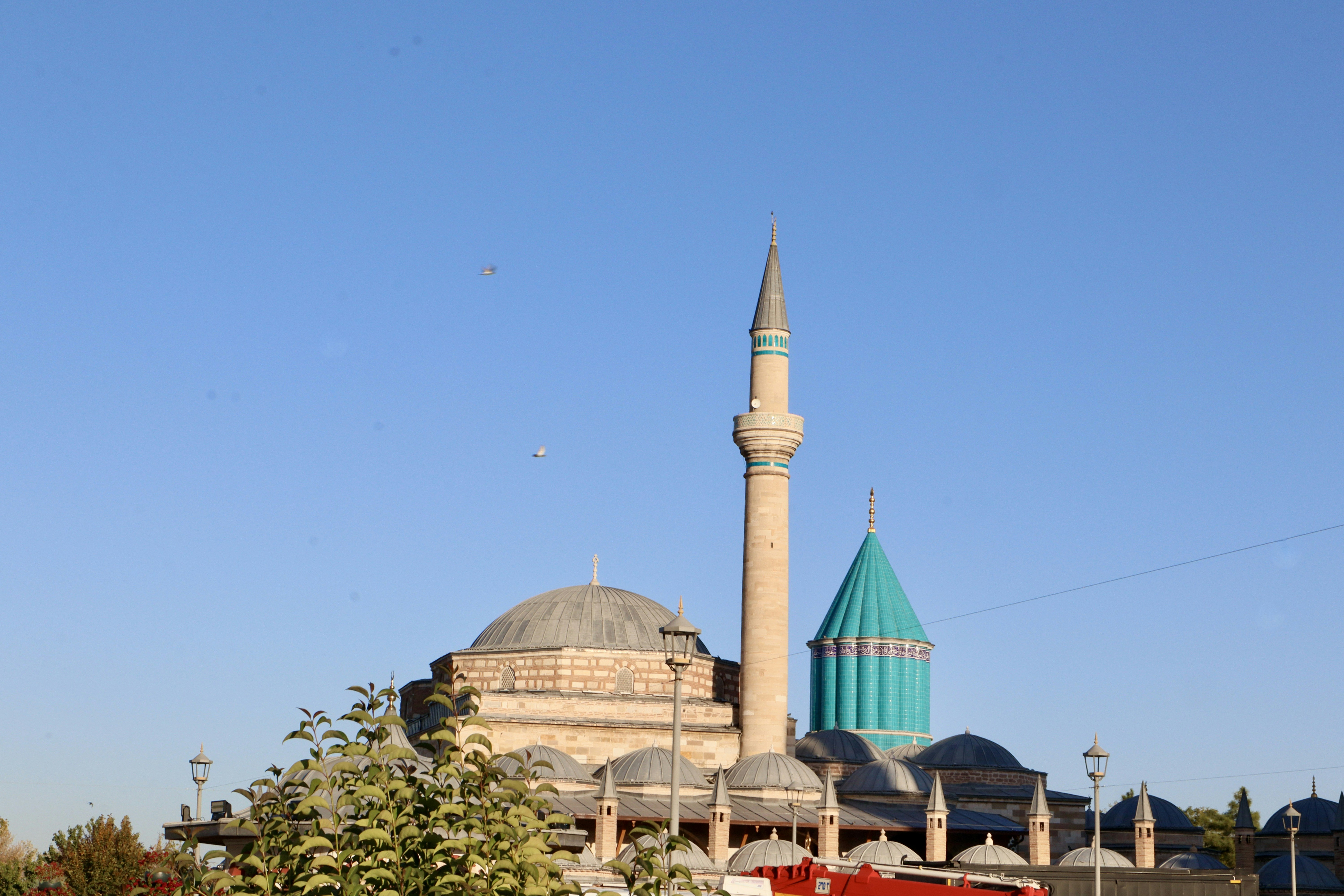 Azure Dome and Turquoise Minaret: A Mosque Skyline in Broad Daylight