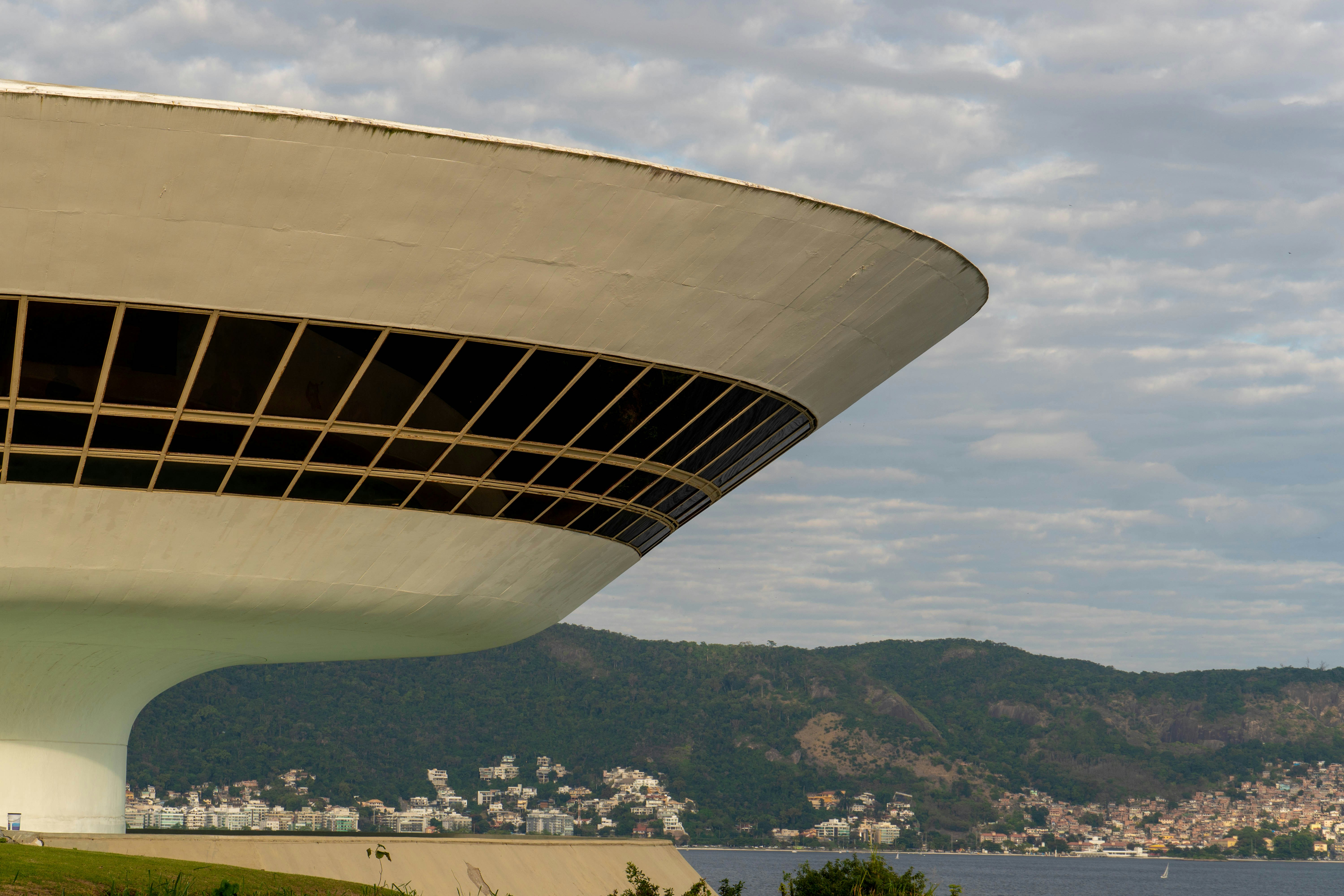 Sculpted Saucer Over the Bay: A Monumental Curve Framing Horizon