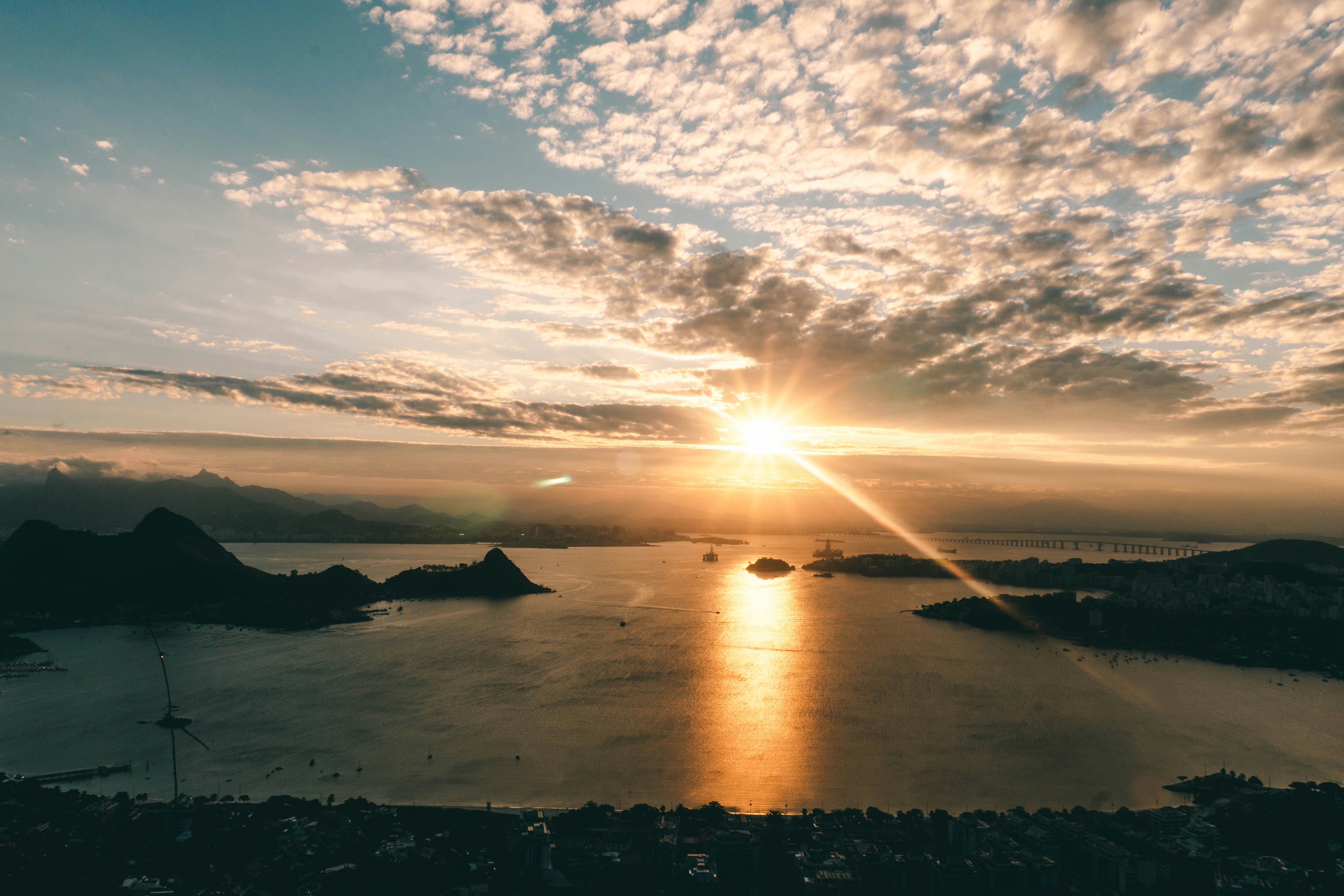 La puesta de sol sobre una bahía con islas. foto – Imagen de Viajar ...
