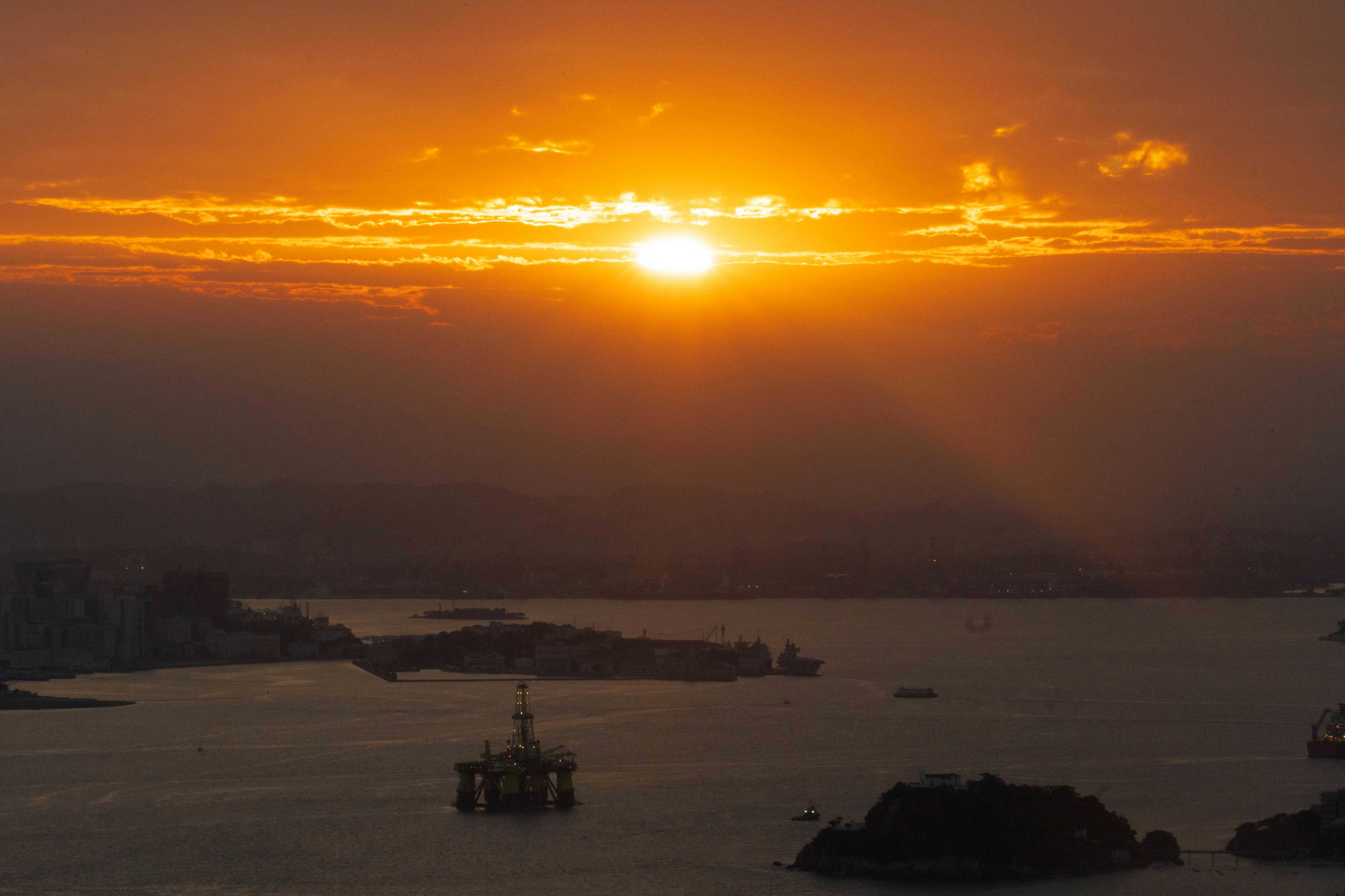 Plate-forme pétrolière en mer lors d’un coucher de soleil spectaculaire ...