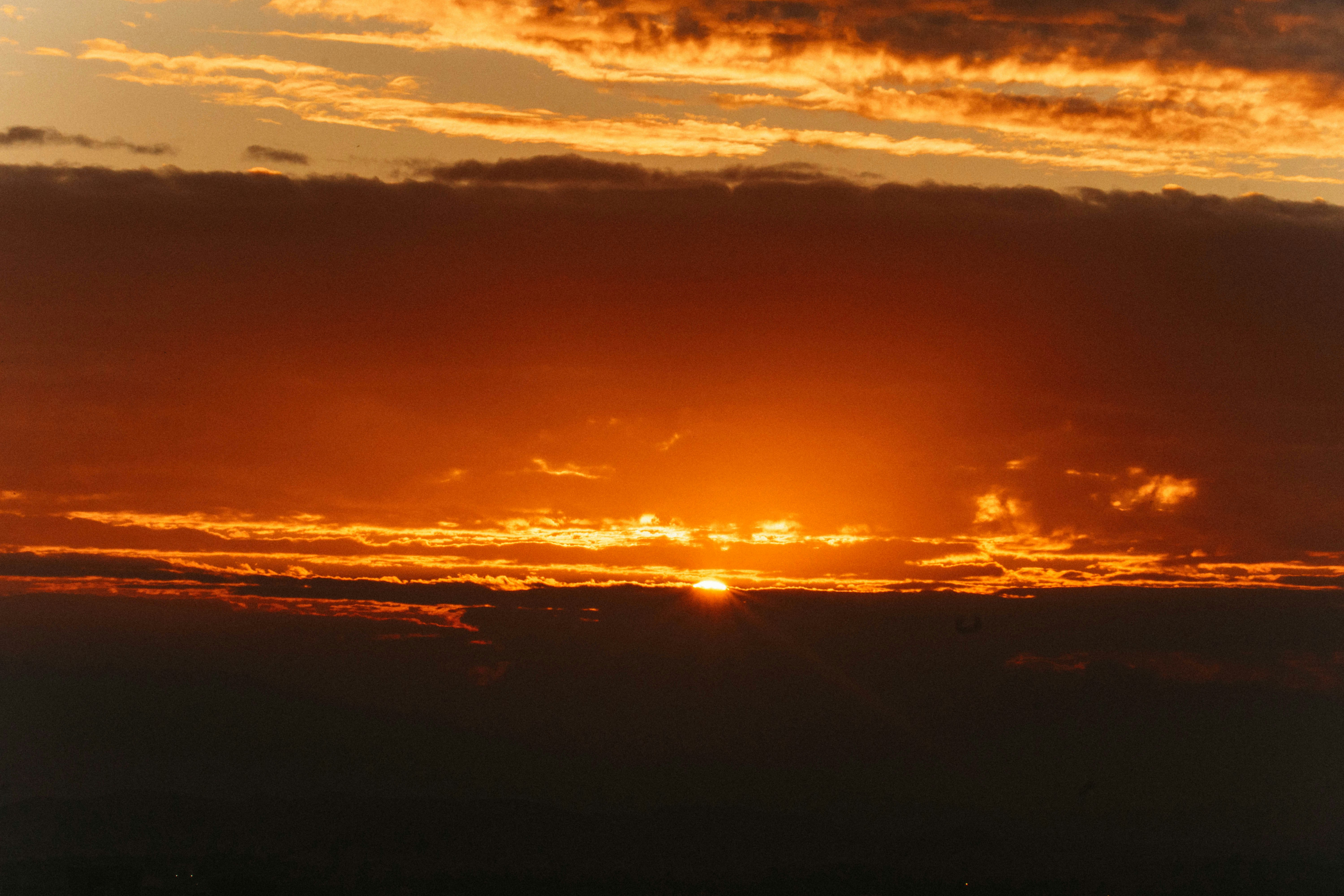 Coucher de soleil spectaculaire avec des nuages orange feu photo ...