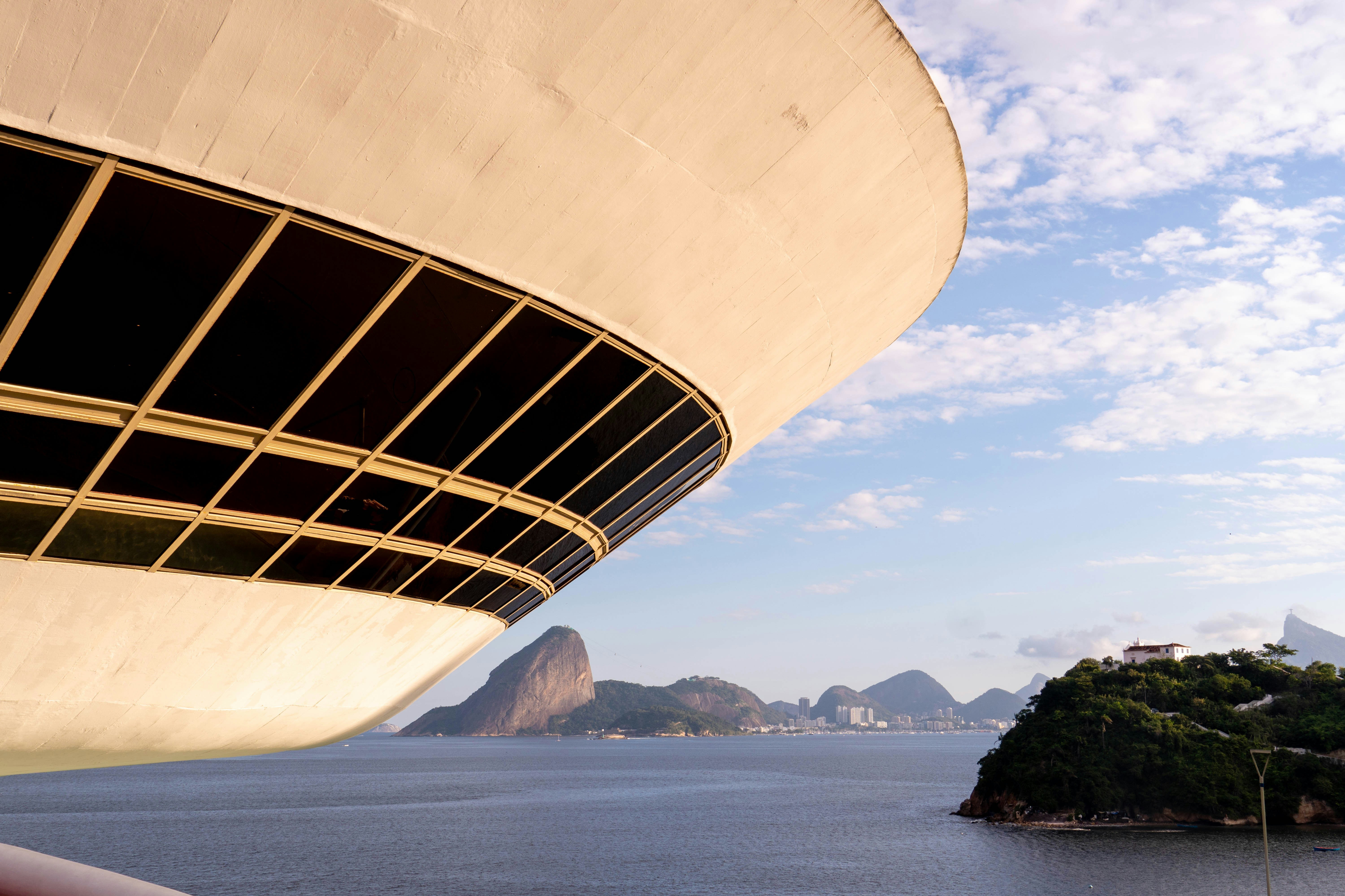Edificio moderno con vistas a una bahía con montañas. foto – Imagen de ...