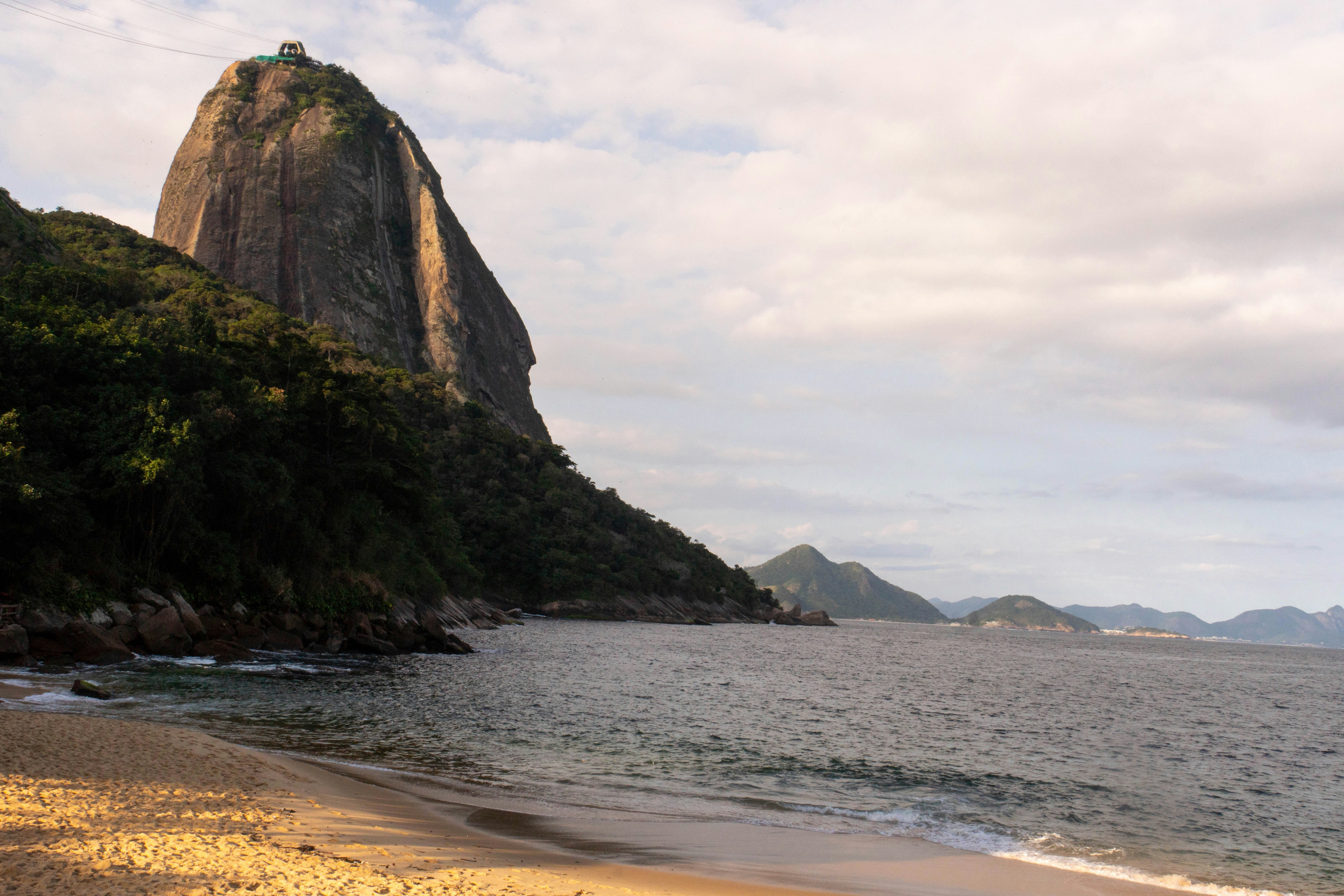 Montagne du Pain de Sucre et baie de Guanabara au coucher du soleil ...