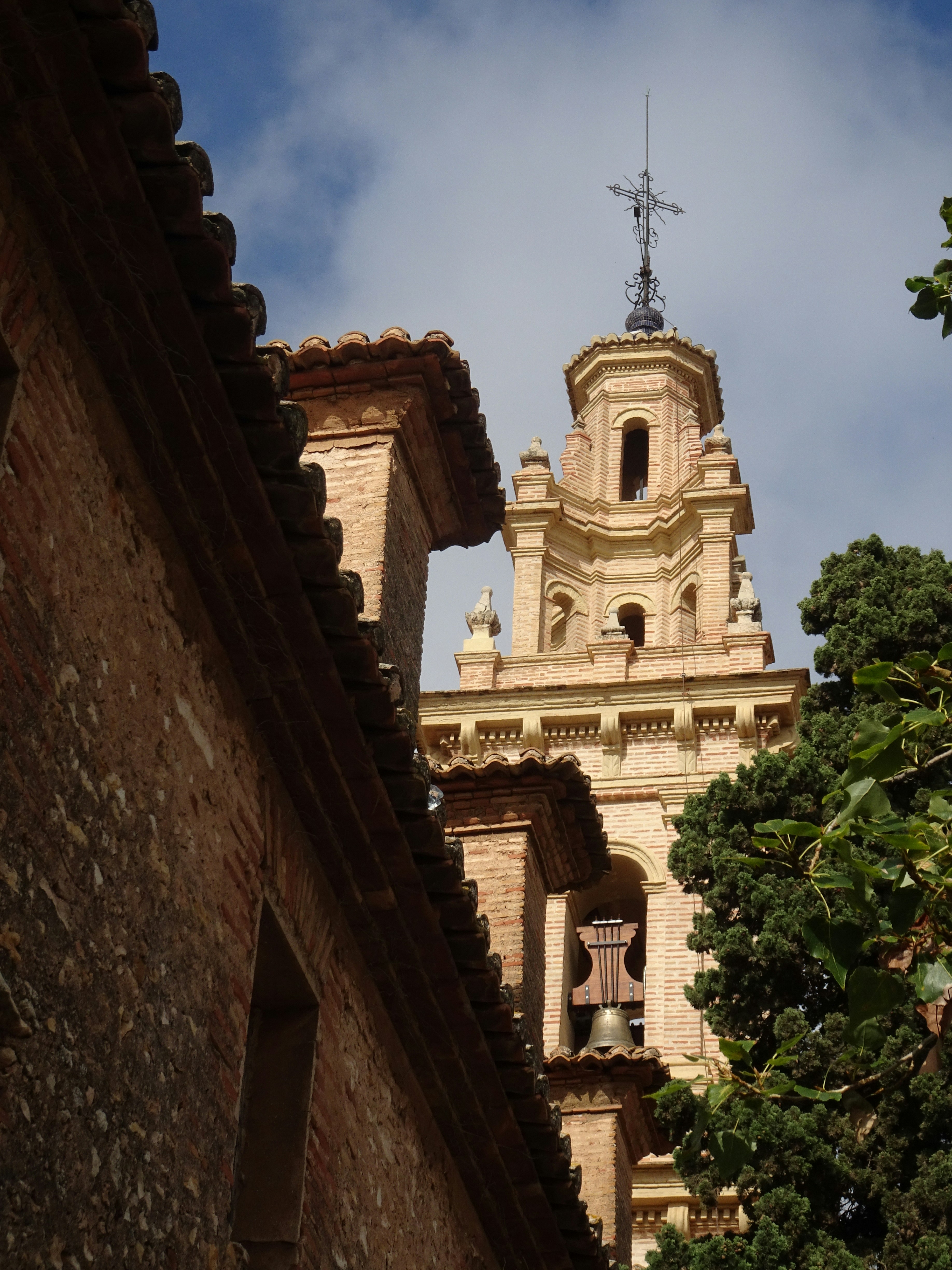 Torre del campanario de la iglesia de Vinalesa. | Bell tower of a historic brick building.