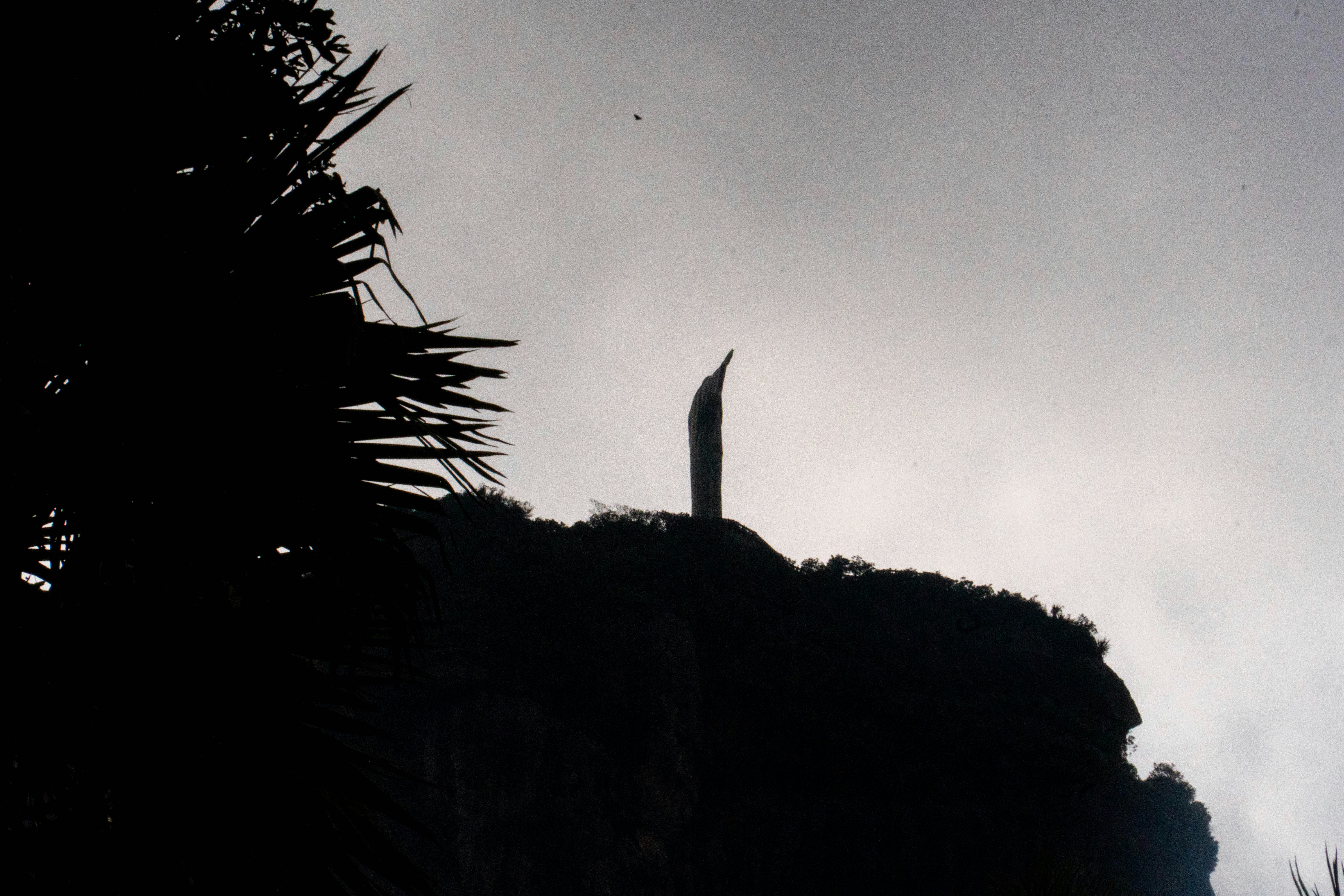 Silueta de una estatua alta en una colina. foto – Imagen de Turismo ...