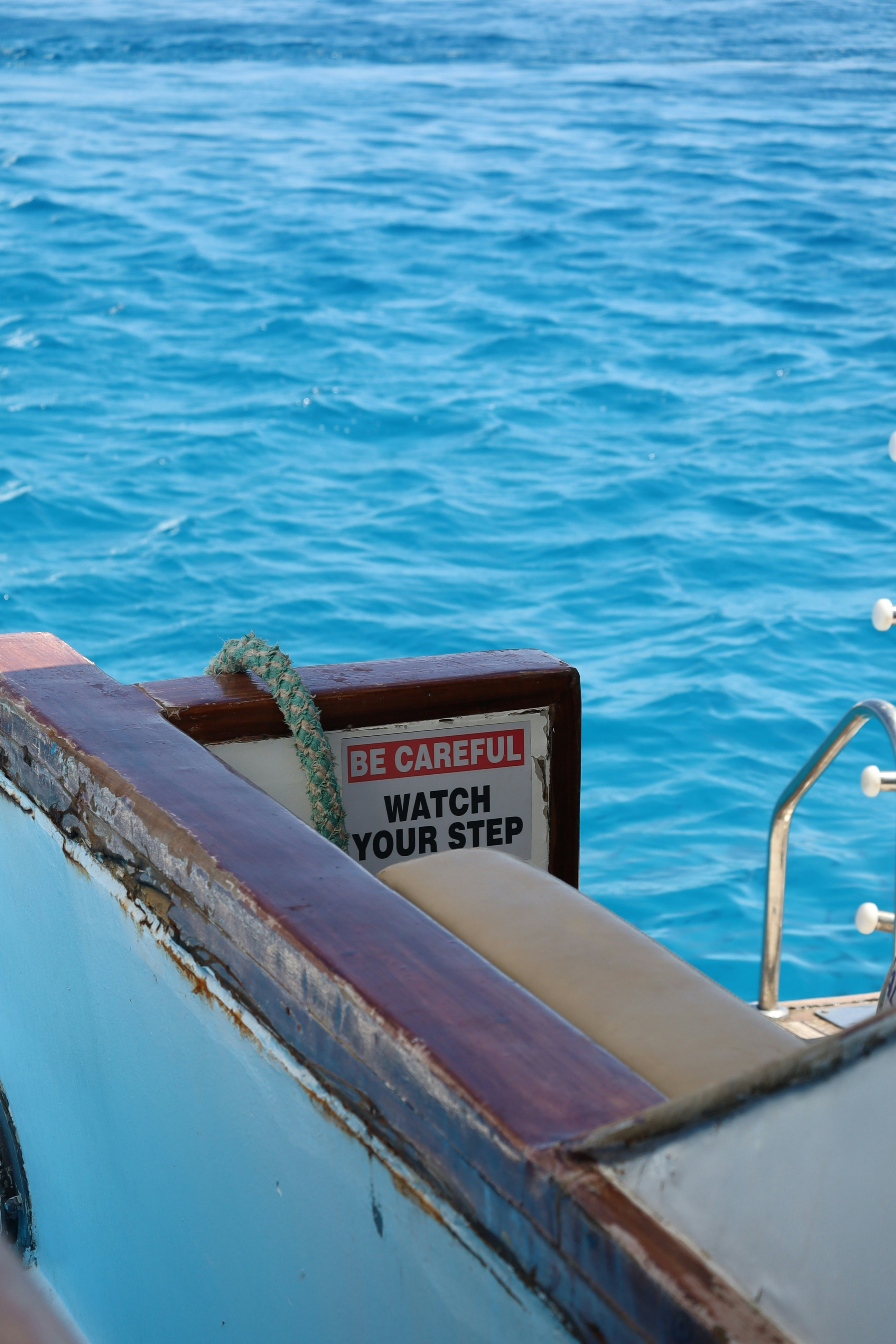 Be careful - Sign 🪧 | Warning sign on a boat deck overlooking blue ocean