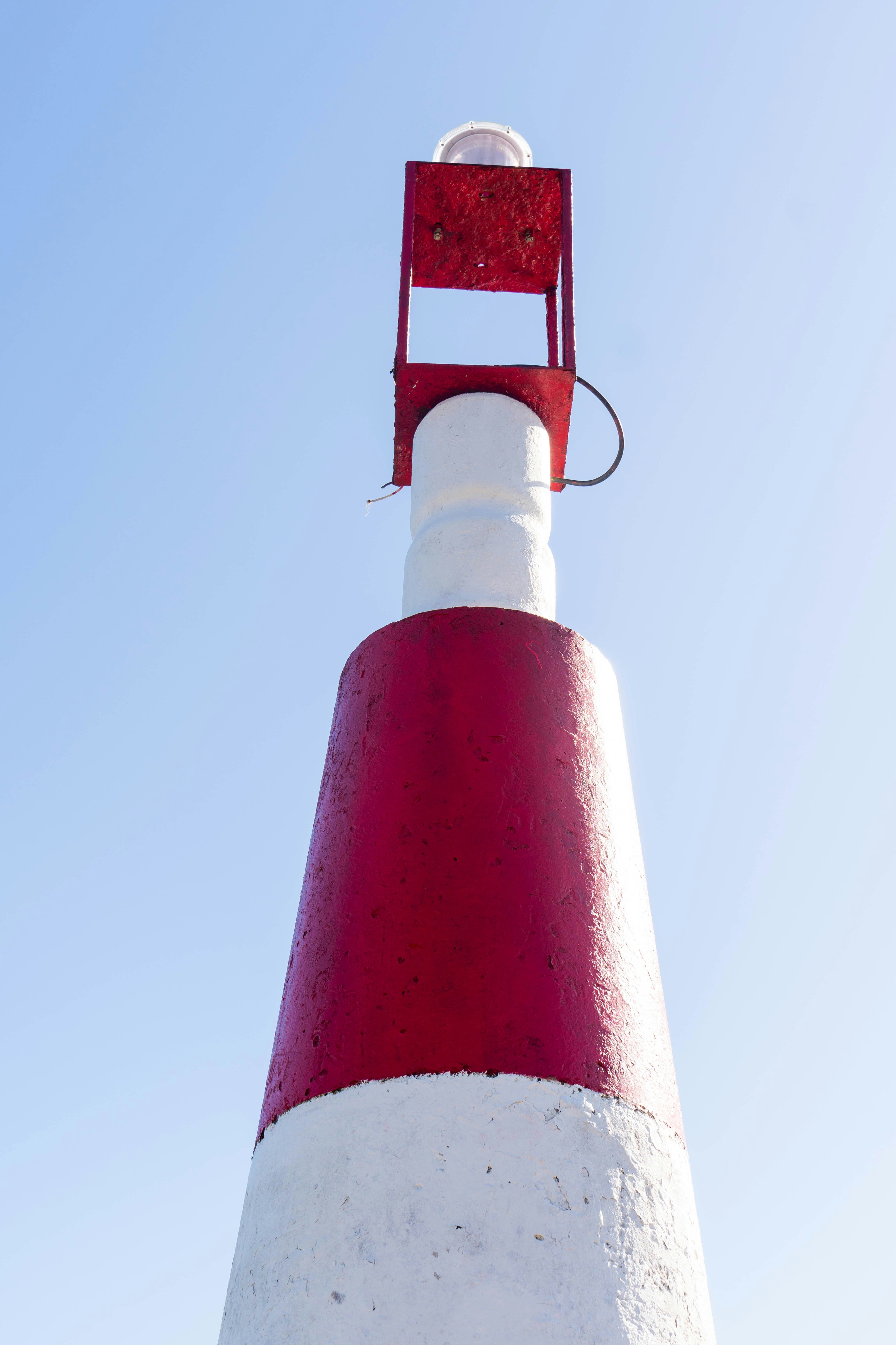 Boya roja y blanca contra un cielo azul claro foto – Imagen de Naviero ...