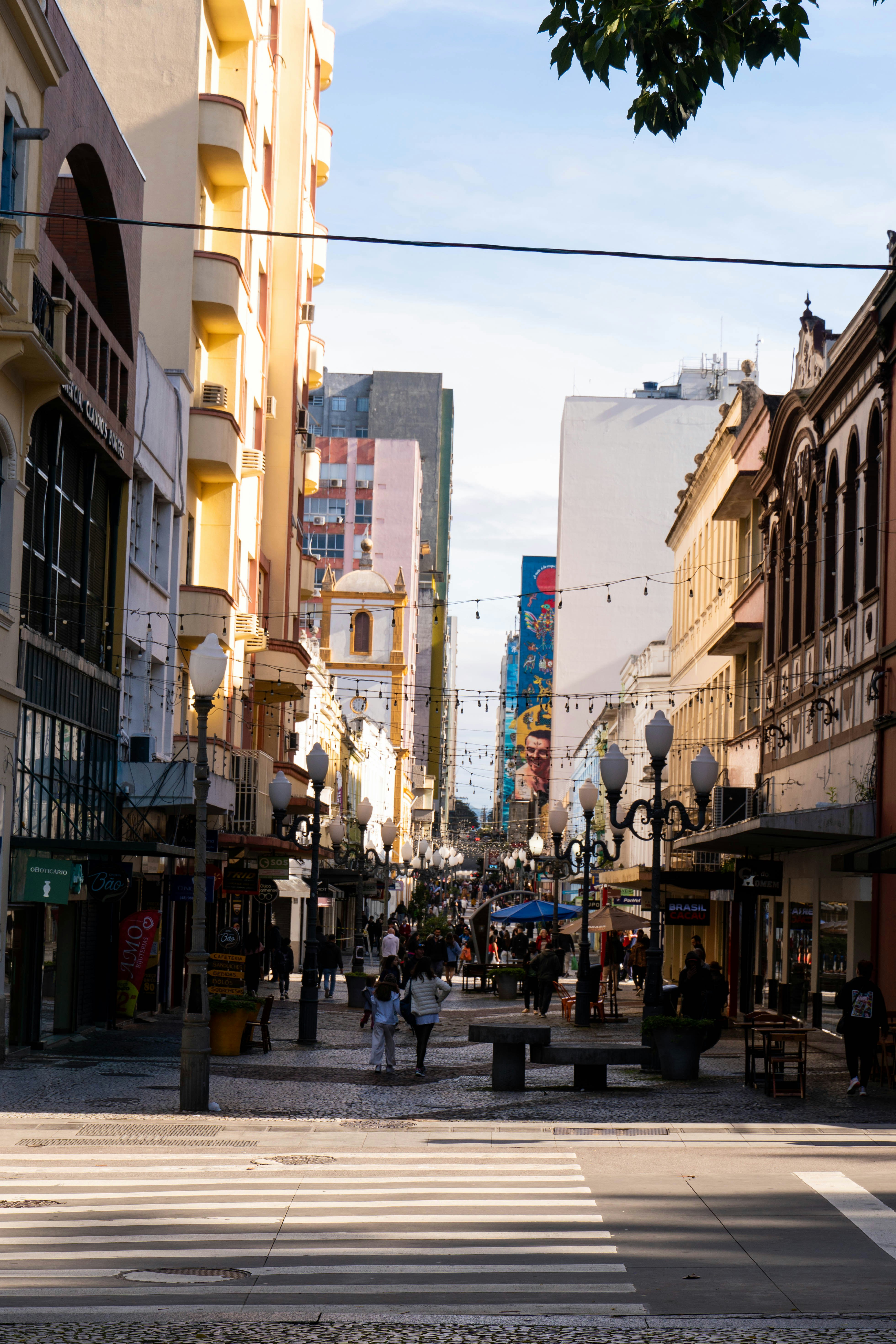 Calle peatonal con edificios y gente caminando. foto – Imagen de ...