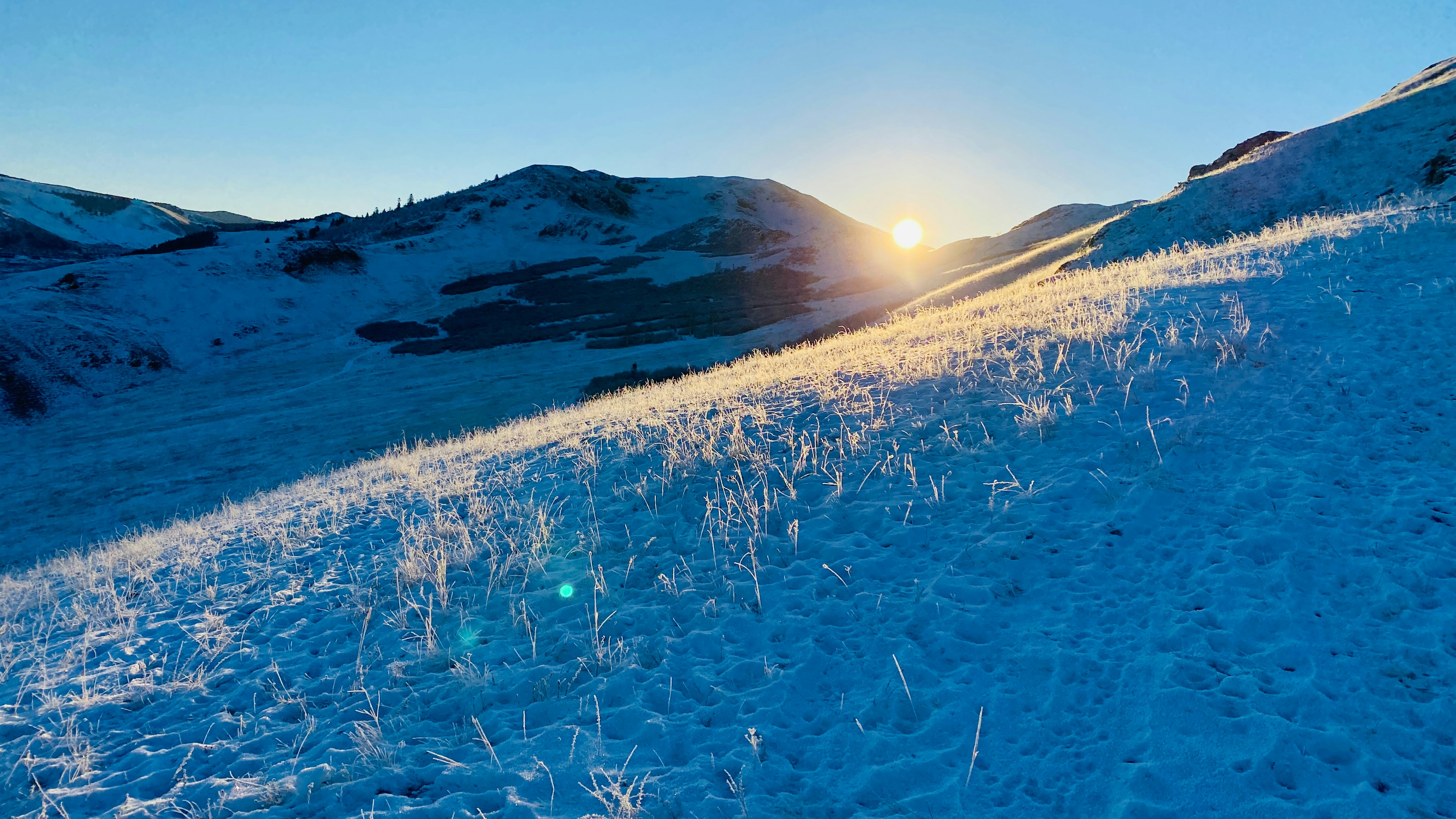 Whispers of Dawn on Frosted Peaks