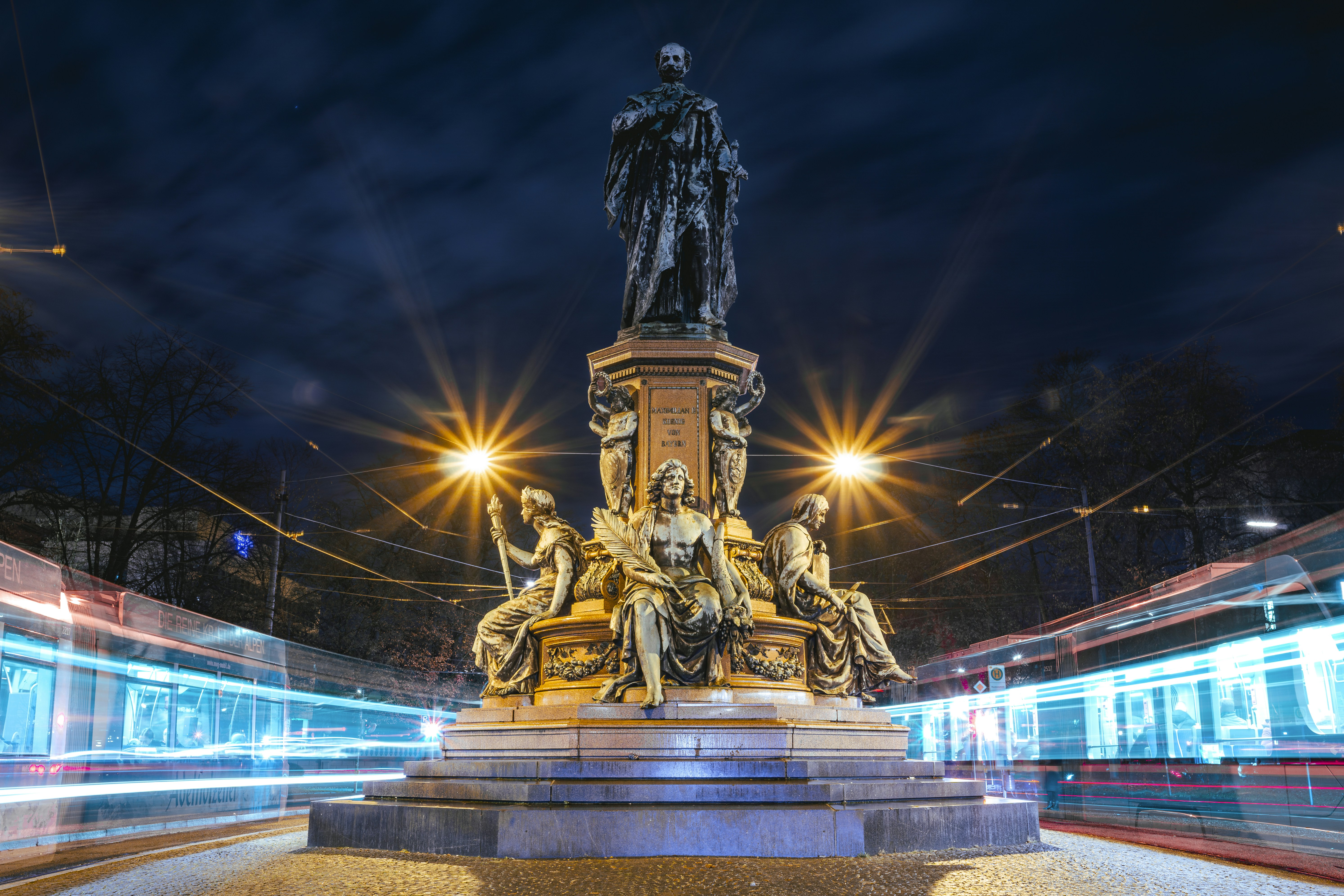Illuminated Elegance: A Night at the Monument