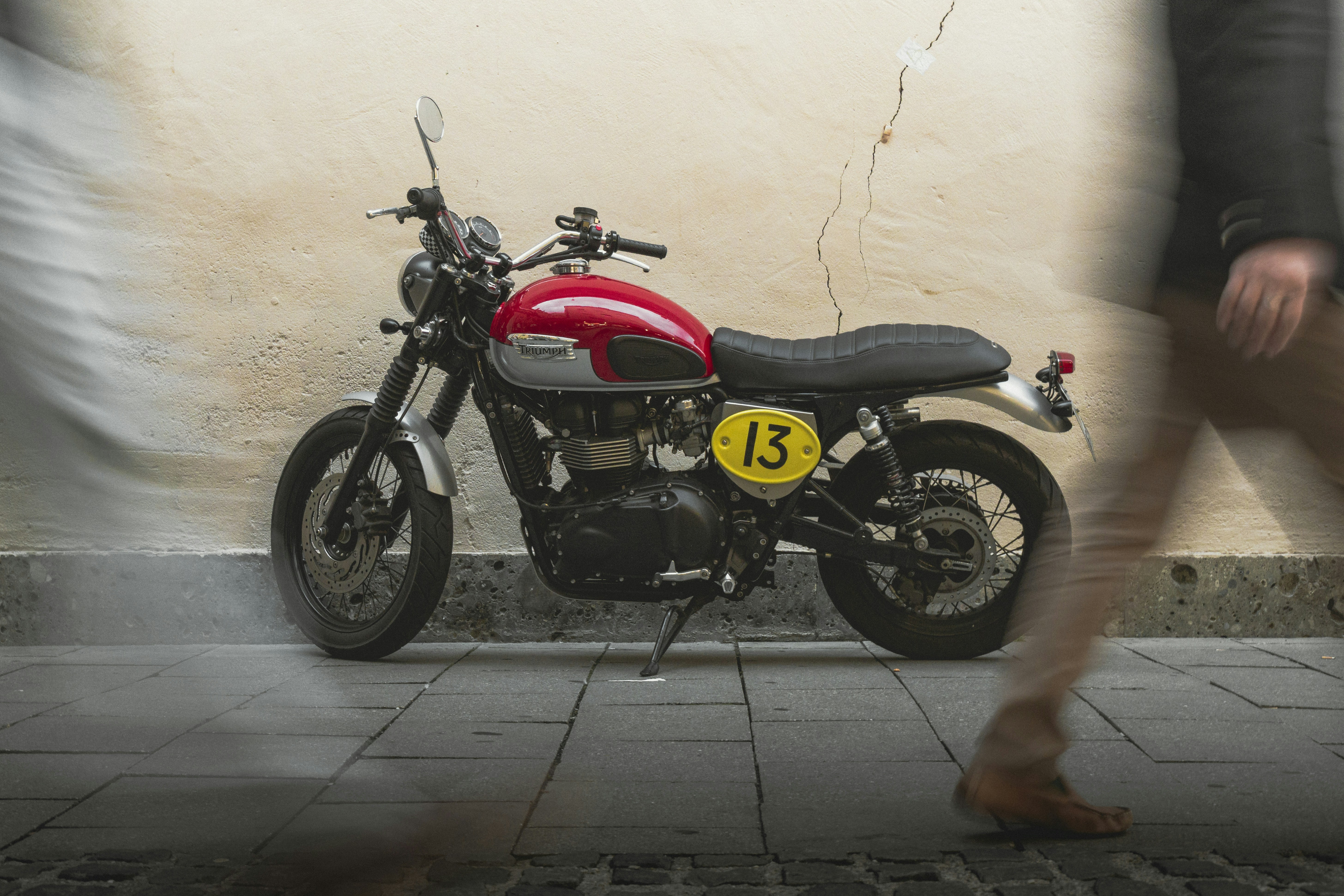 Urban Motion: A Still Icon Amidst the Rush