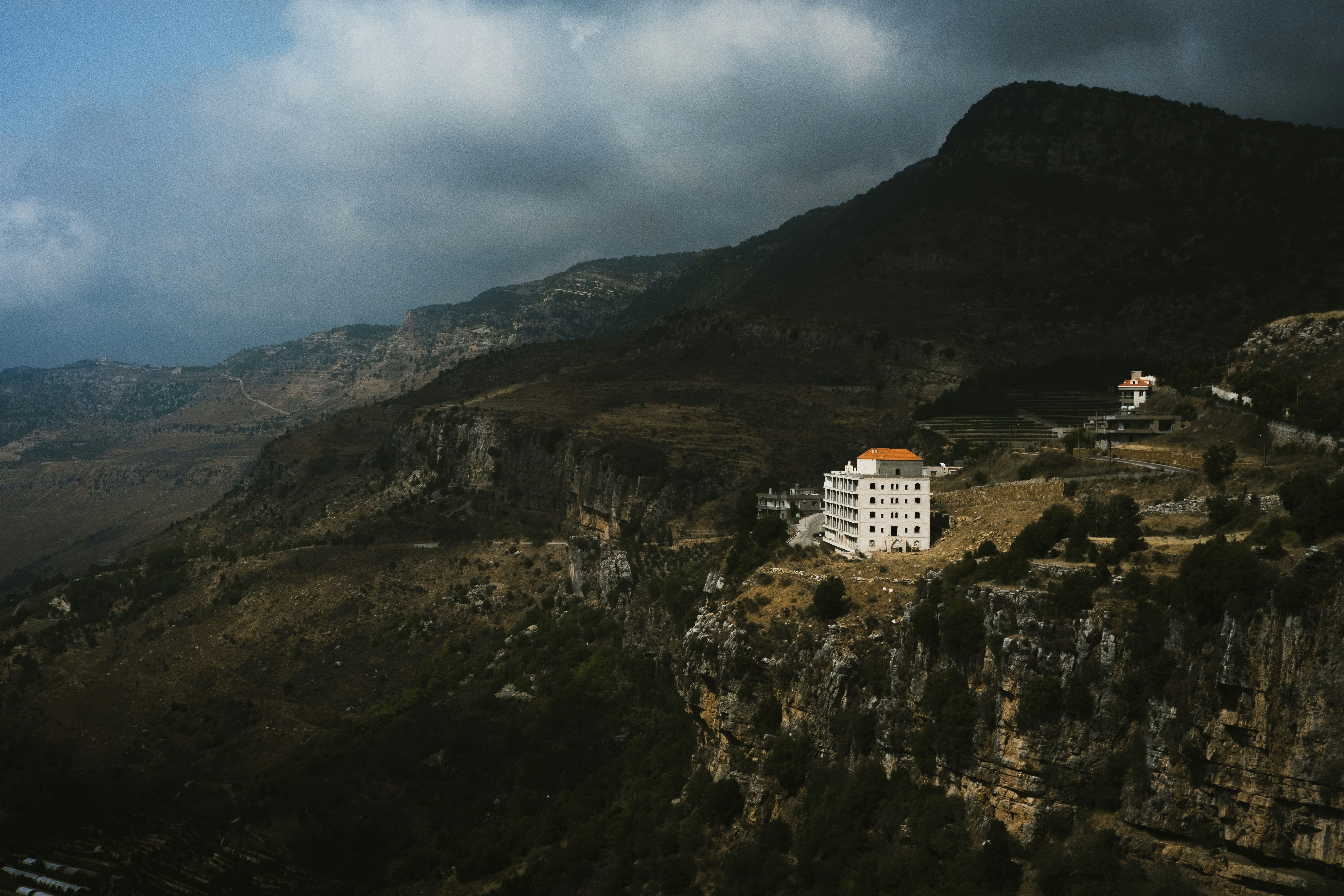 Edge-of-the-world Villa: A Cliffside Retreat Above the Canyon