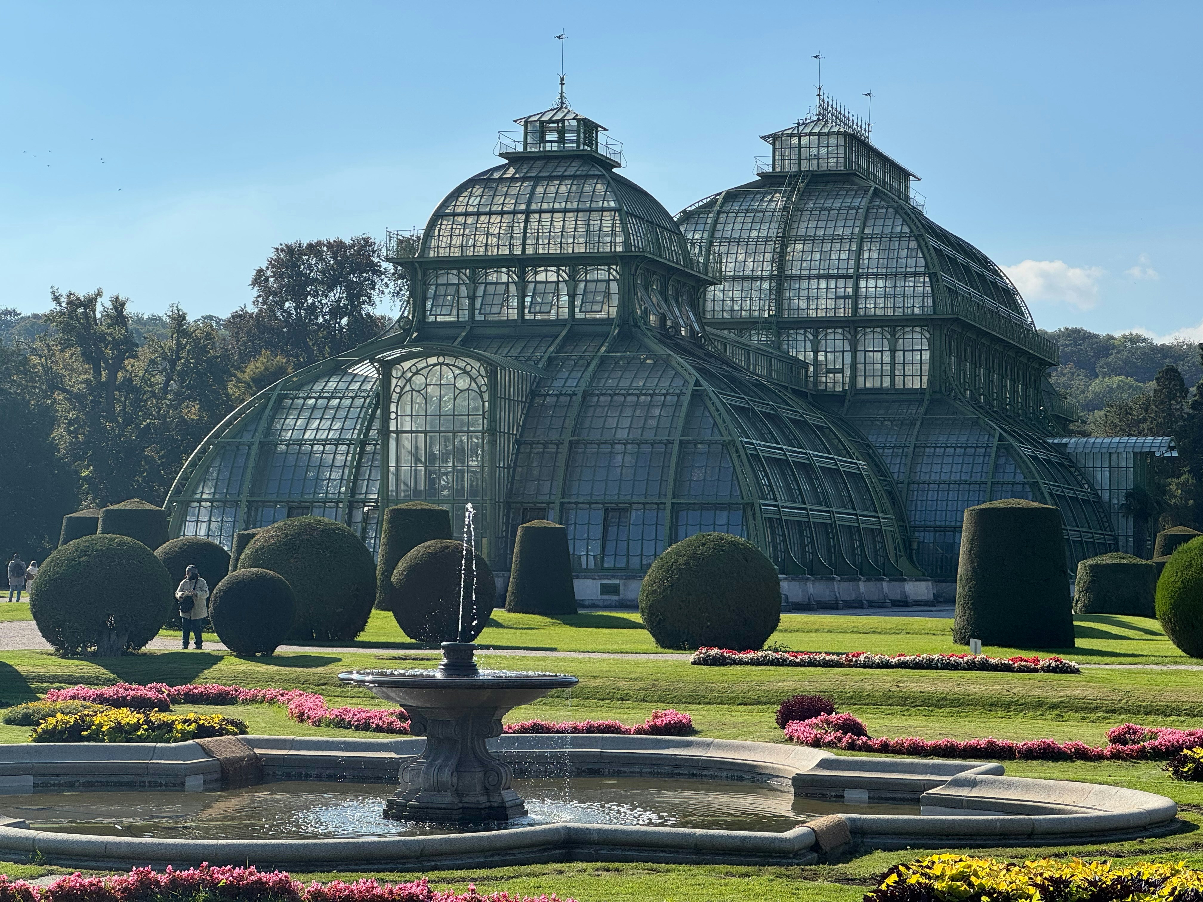 Invernadero ornamentado con cuidados jardines y fuente foto – Imagen de ...