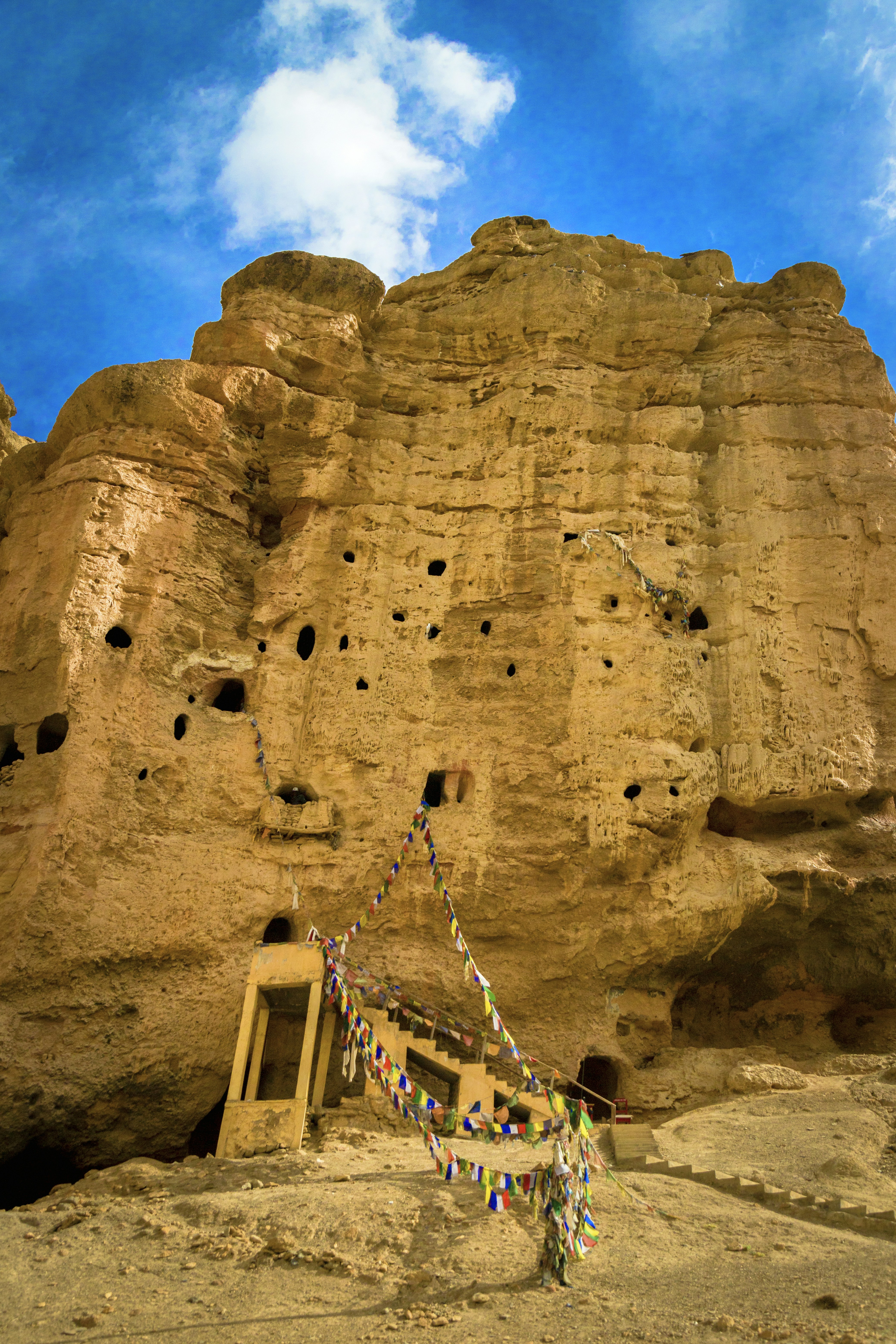 Ancient cave dwellings carved into a sandstone cliff. photo – Free Clouds Image on Unsplash
